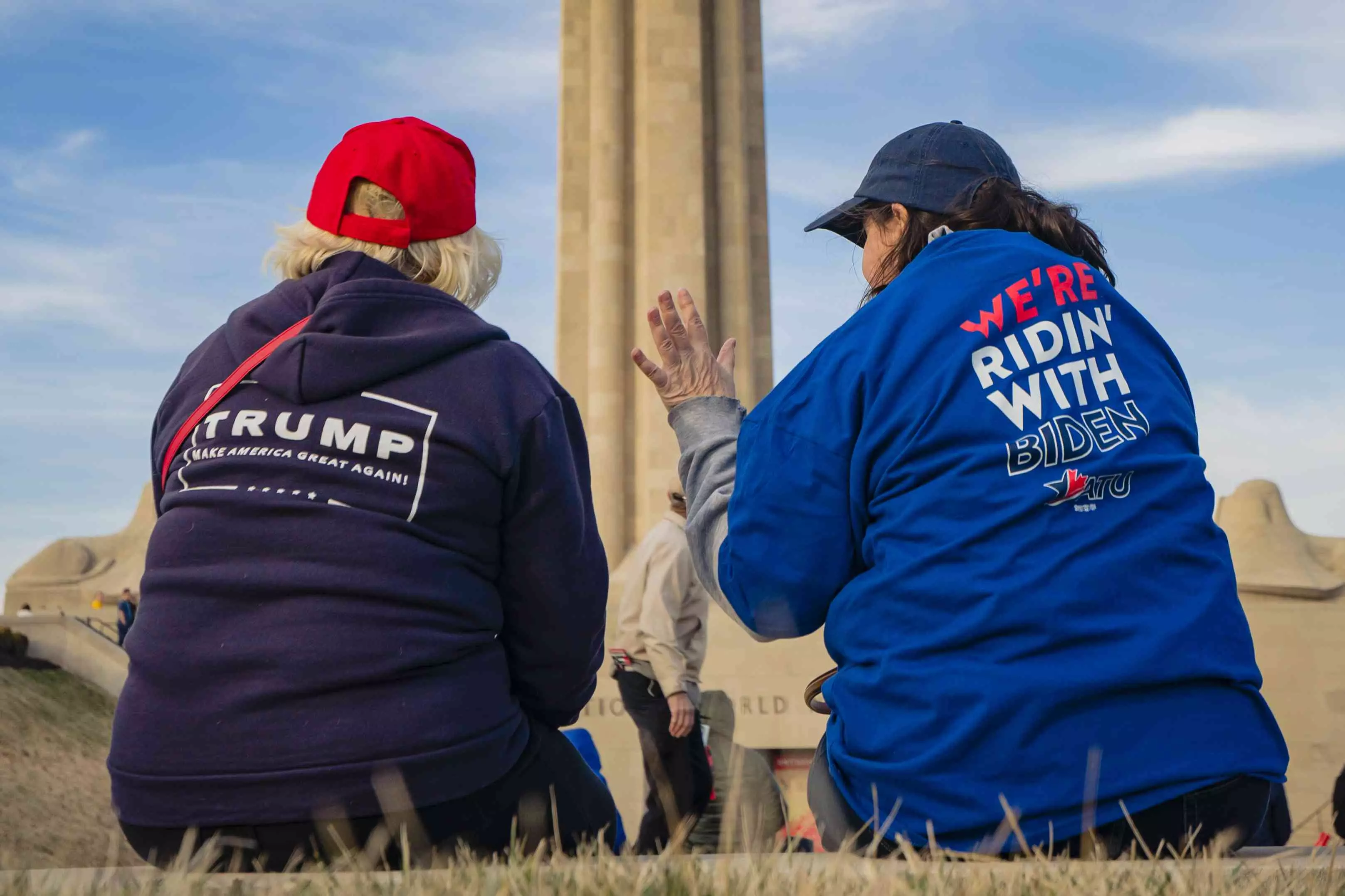 En Donald Trump och en Joe Biden-anhängare samtalar inför Biden Campaign Rally på National World War I Museum and Memorial den 7 mars 2020 i Kansas City, Missouri.