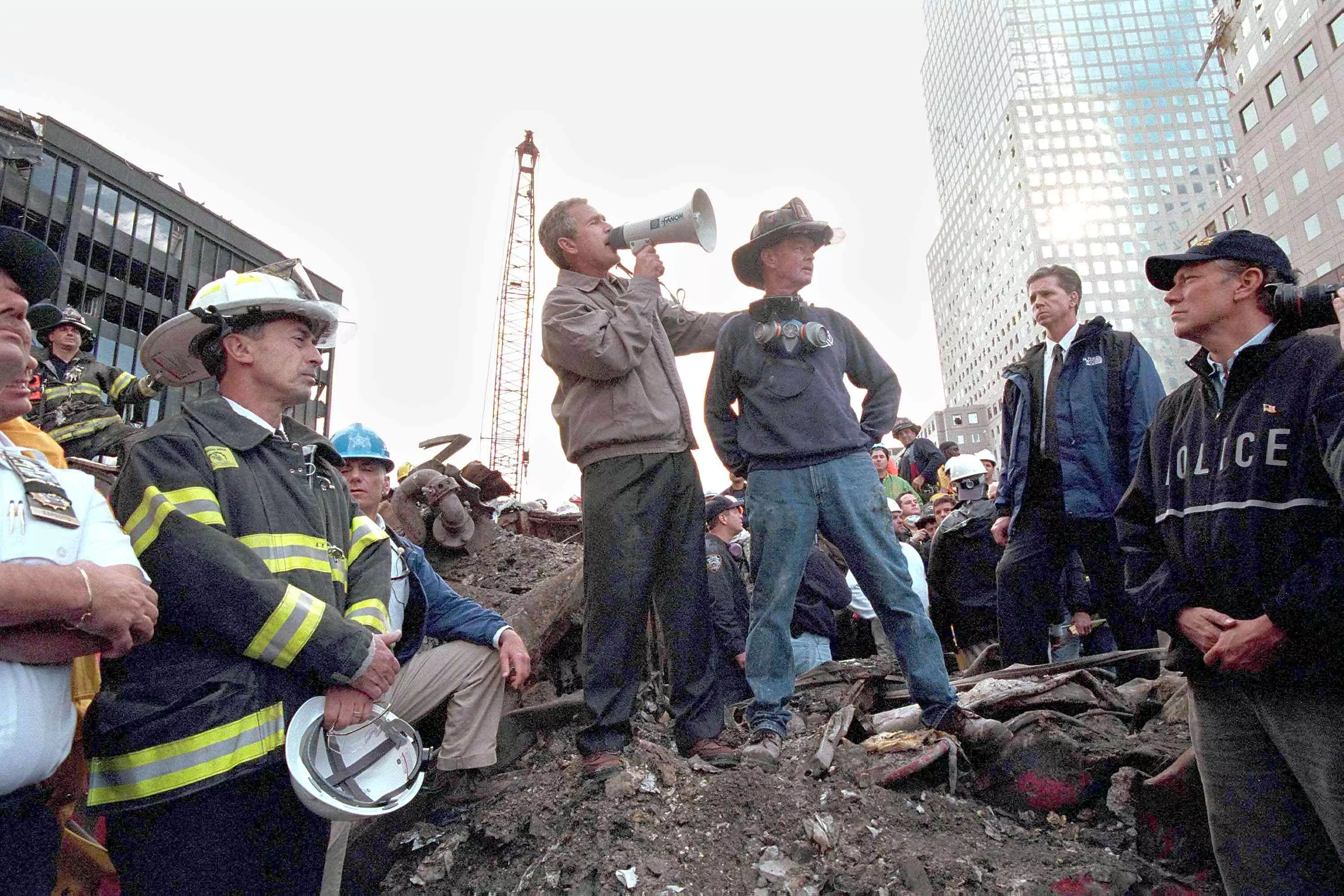 President George W. Bush talar till första-respondenterna vid attacken Ground Zero den 11 september