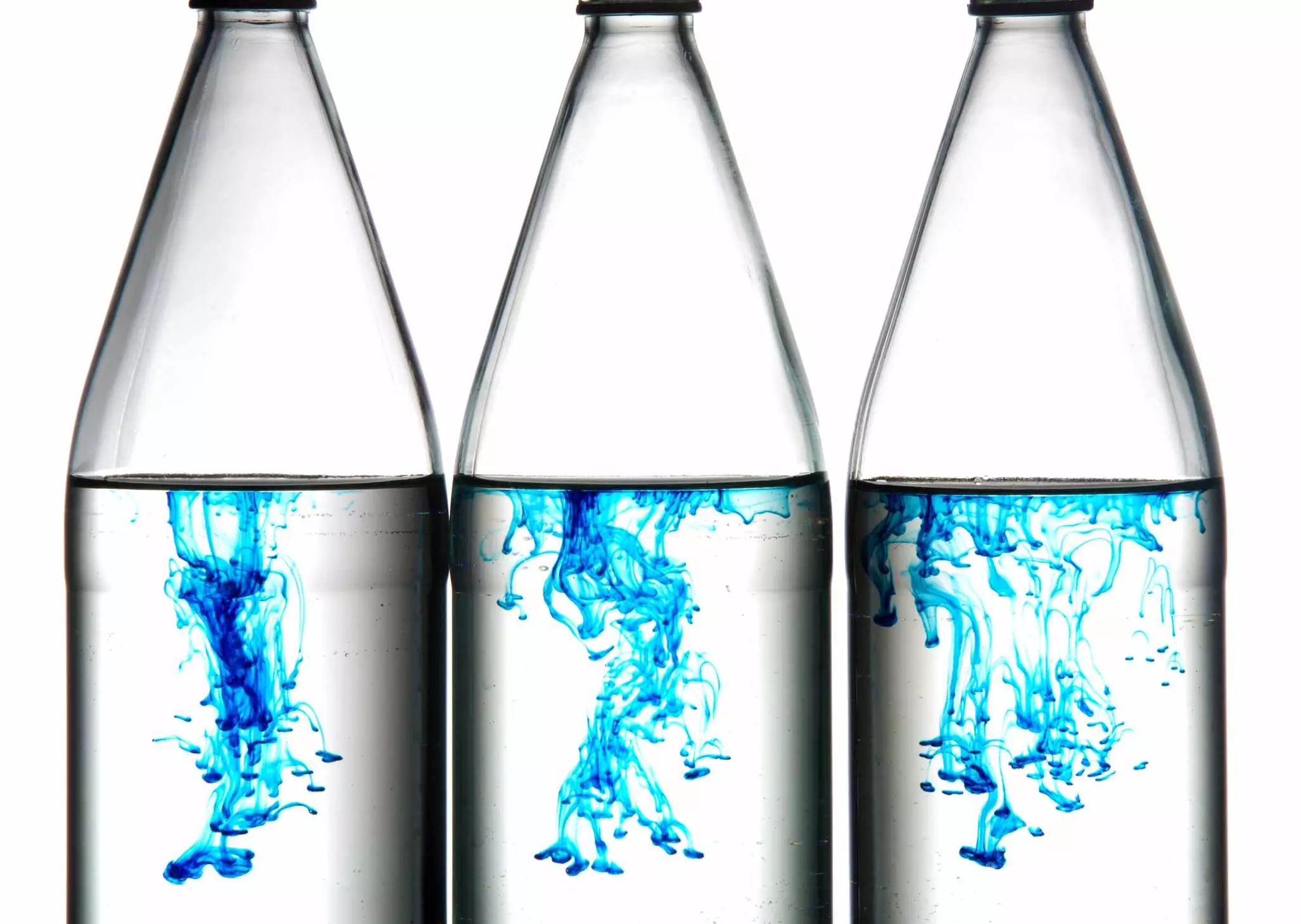 picături albastre în sticle de apă