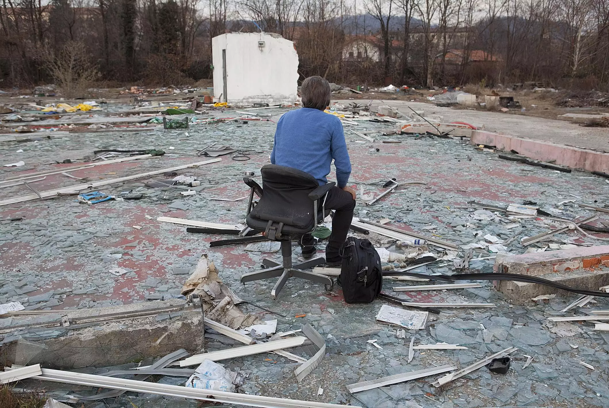 Un uomo seduto in un ufficio demolito