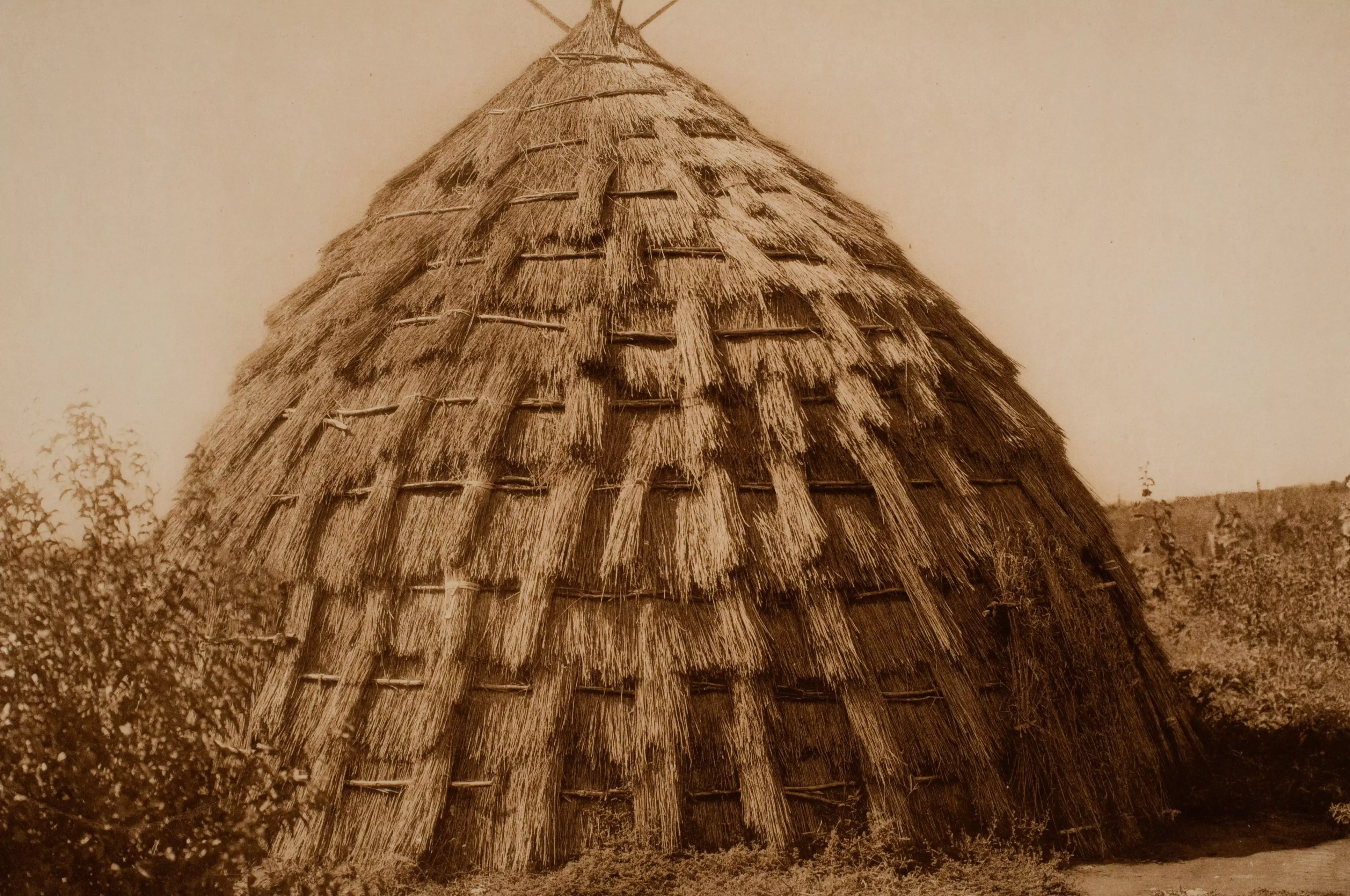ภาพถ่ายซีเปียประวัติศาสตร์ของกระท่อมทรงโดมที่ทำจากหญ้า