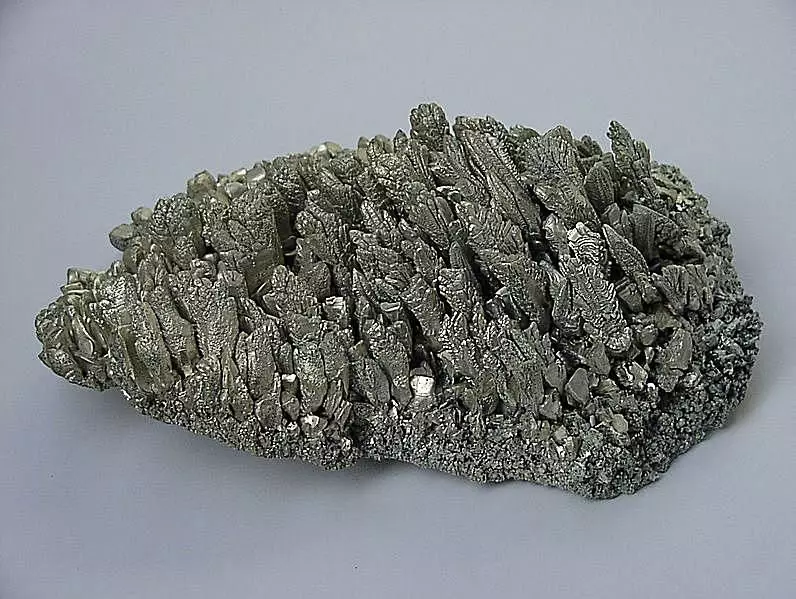 Crystals ntawm magnesium elemental.