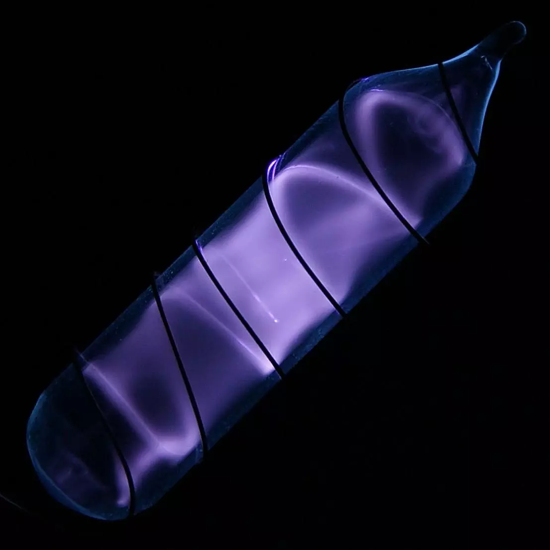 Gas hidrogen ultra murni terionisasi dalam botol.