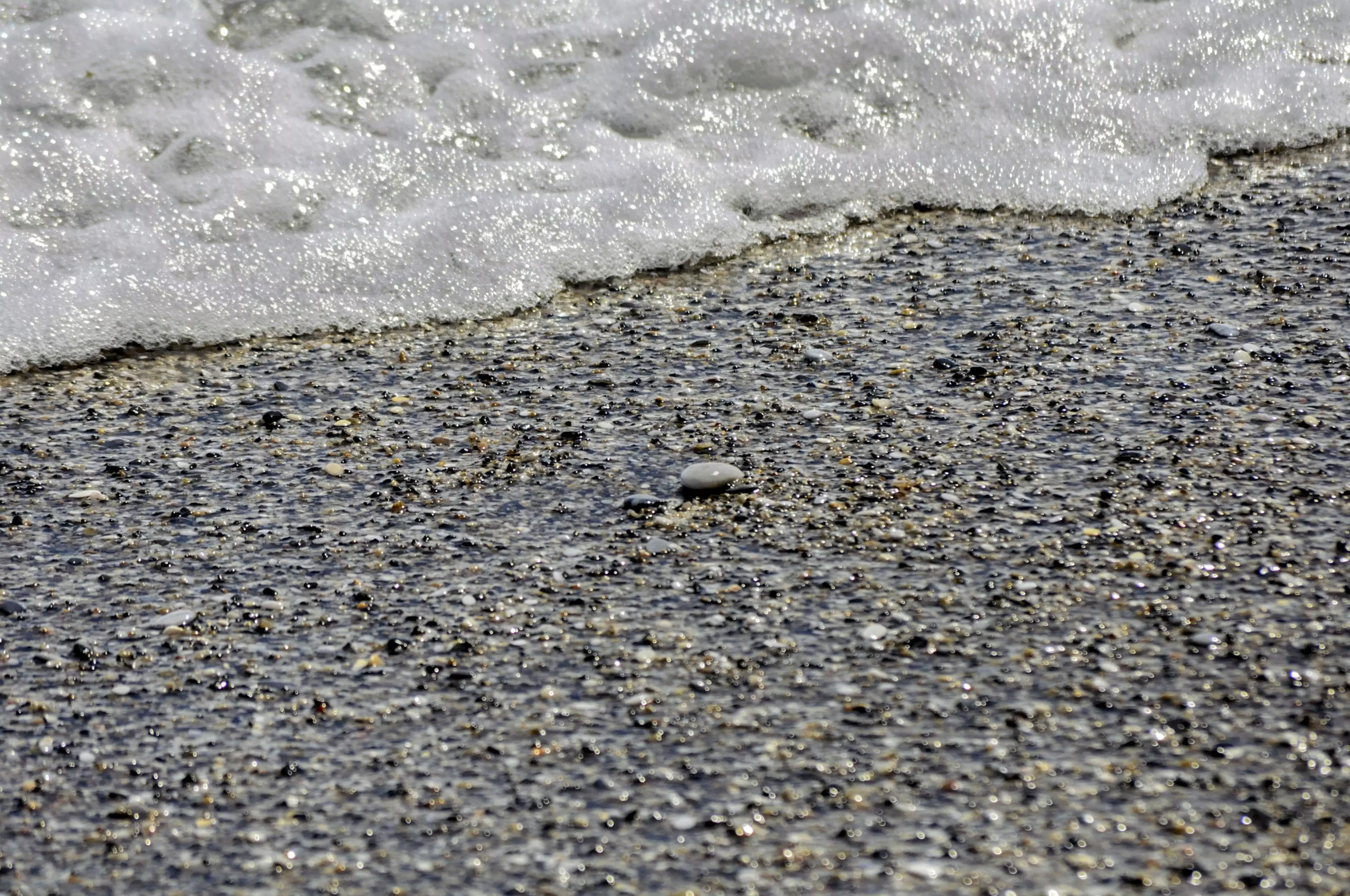Со текот на времето, камчињата на плажата може да формираат конгломератни карпи.