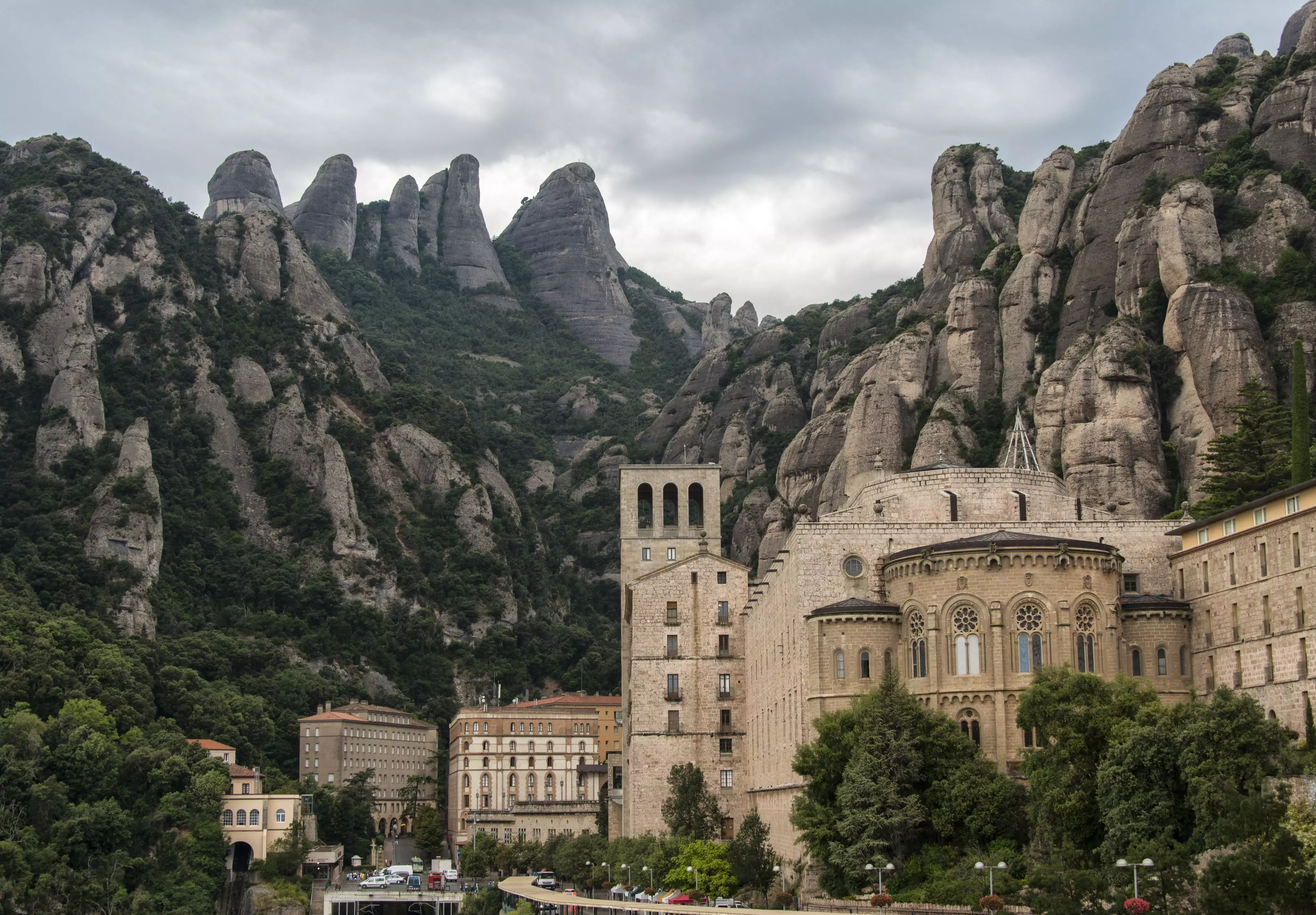 Santa Maria de Montserrat Abtei, Barcelona, Spuenien gouf aus Konglomerat Rock gebaut.