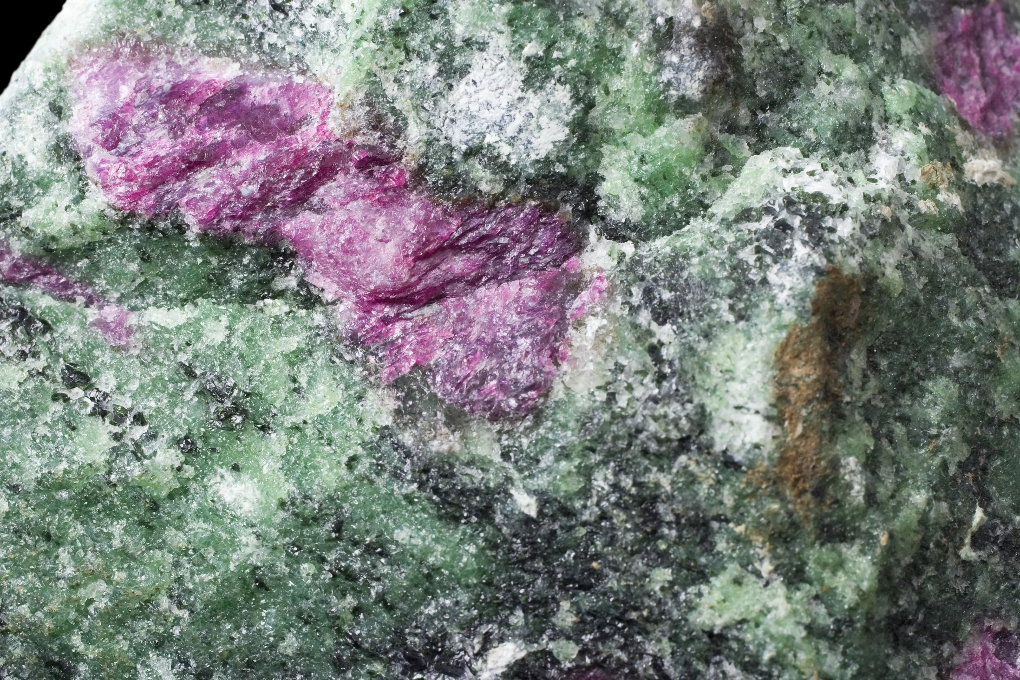 Rooi korund (robyn) in zoisiet kan gevind word in metamorfe gesteentes en in pegmatiet.