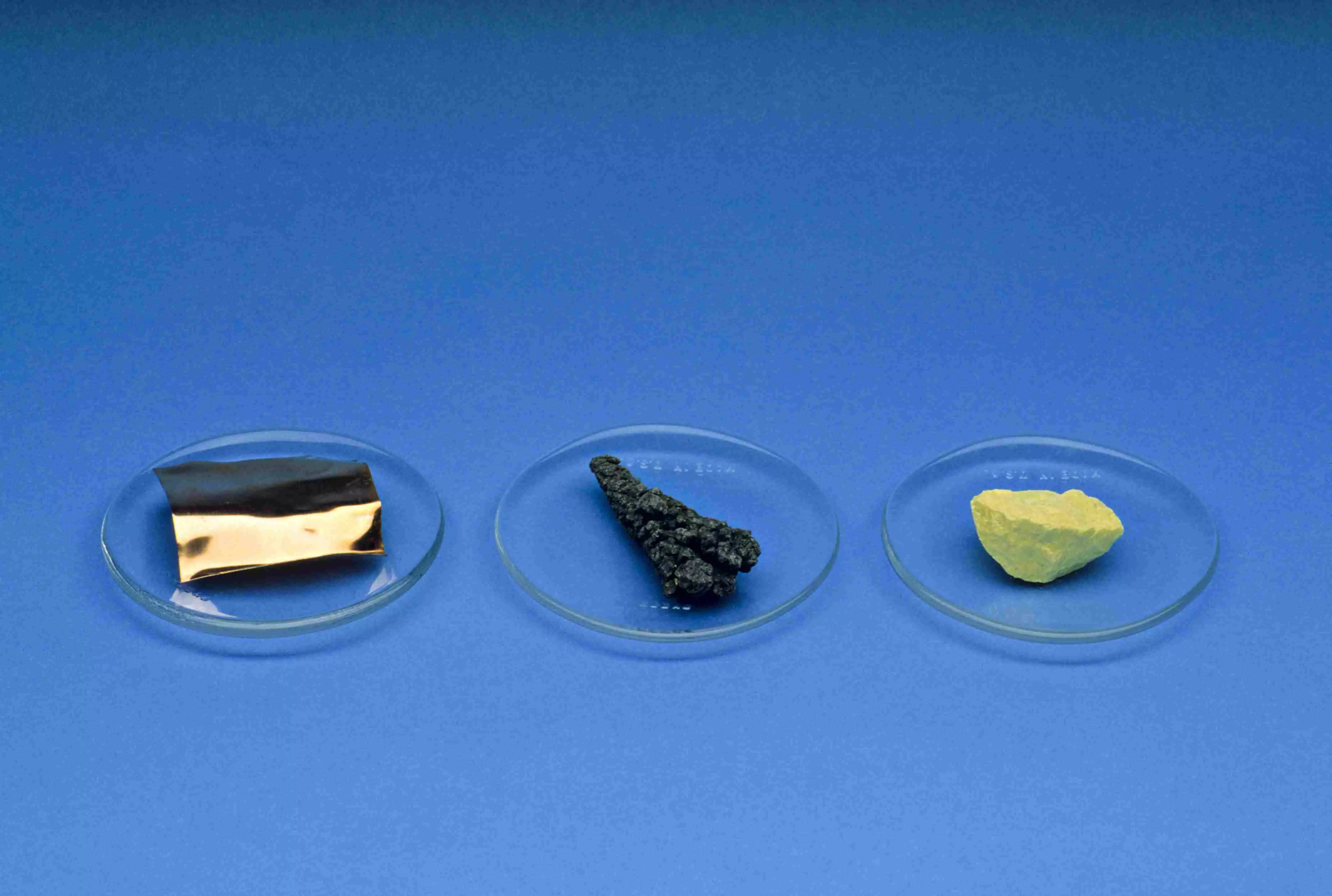 Metall: Kupfer (links); Halbmetall: Arsen (Mitte); und Nichtmetall: Schwefel (rechts).