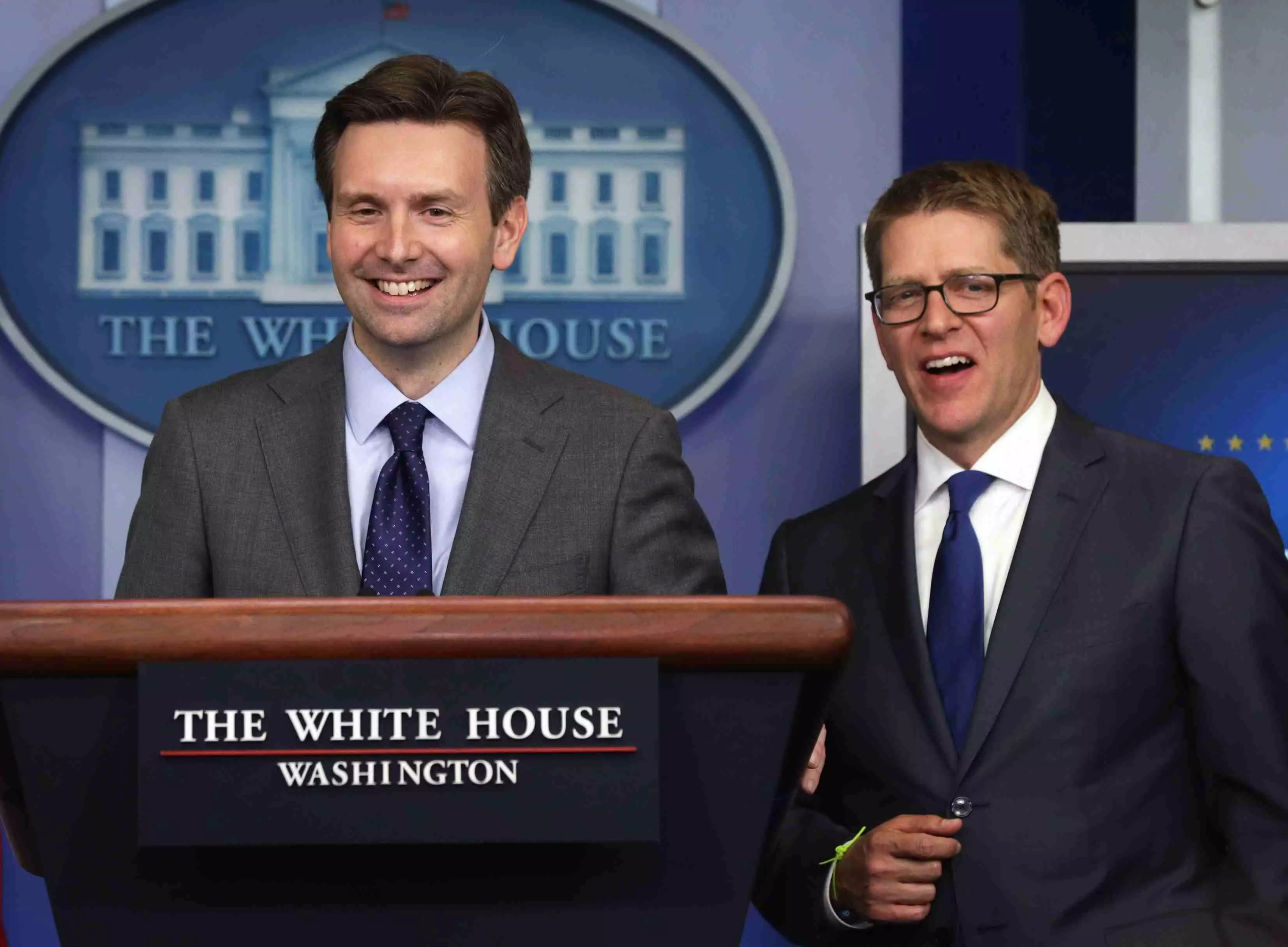 Josh Earnest a l'esquerra, amb Jay Carney a la dreta