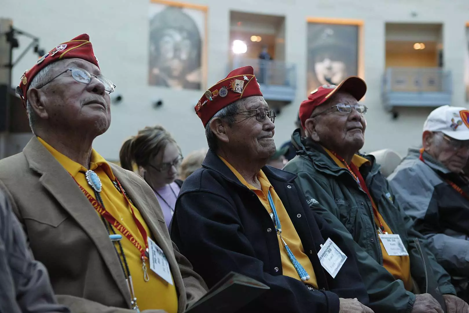 קבוצה של דוברי קוד נאבאחו התאספה יחד עשרות שנים לאחר מלחמת העולם השנייה