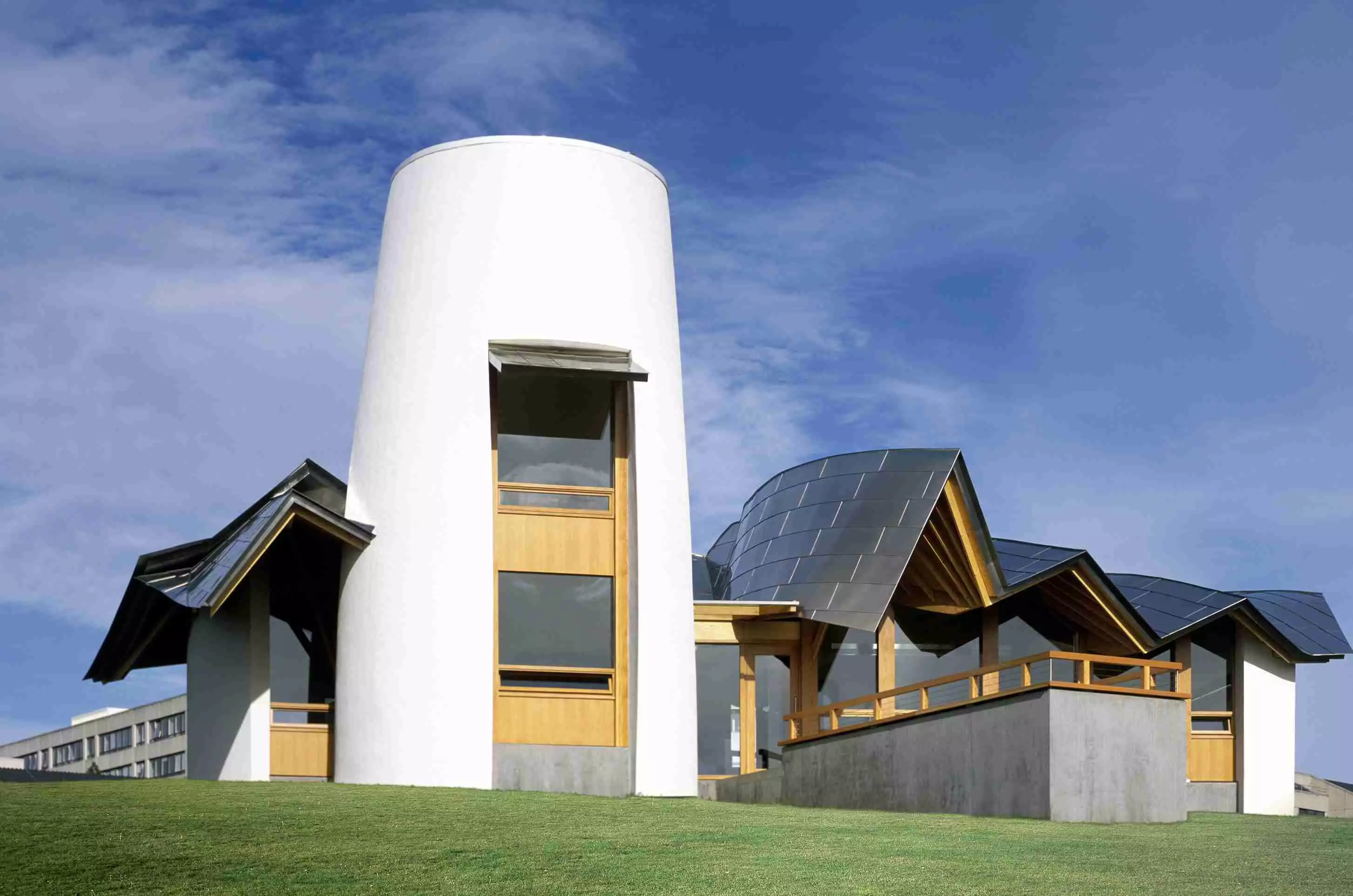 Wäiss, Gîte-ähnlech Gebai, gewellt Sëlwerdach, Frank Gehry, wäisse siloähnlechen Tuerm