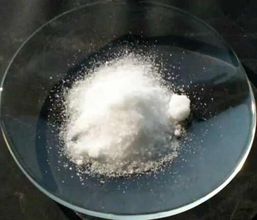 Kaliumnitrat eller salpeter är ett vitt kristallint fast ämne.