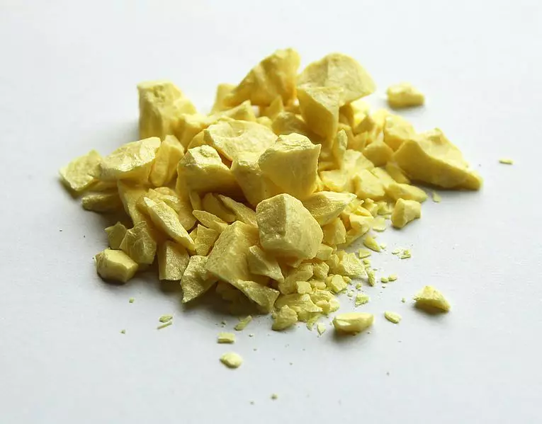 Dette er en prøve af rent svovl, et gult ikke-metallisk grundstof.