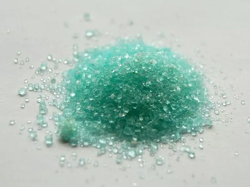 Бу тимер (II) сульфат кристалларының фотосы.
