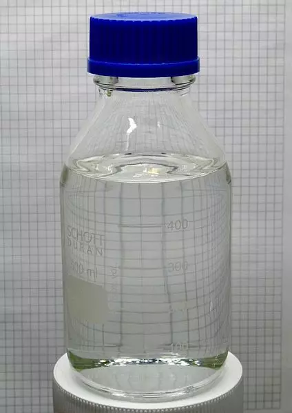 Dette er en flaske med 96% svovlsyre, også kendt som svovlsyre.