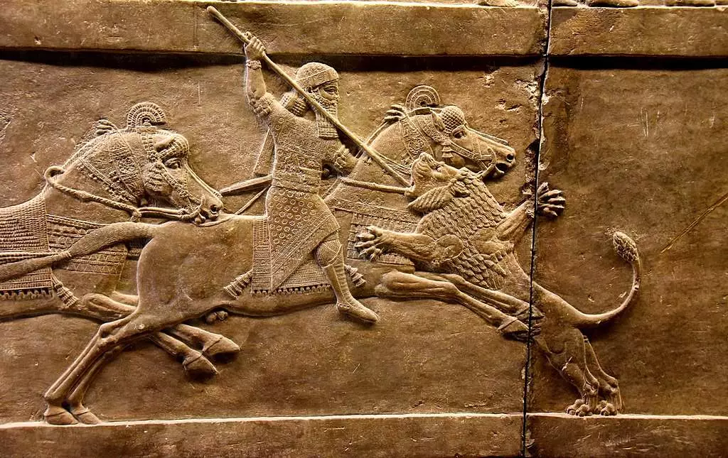 Assyriske kong Ashurbanipal på sin hest og stødte et spyd på en løves hoved