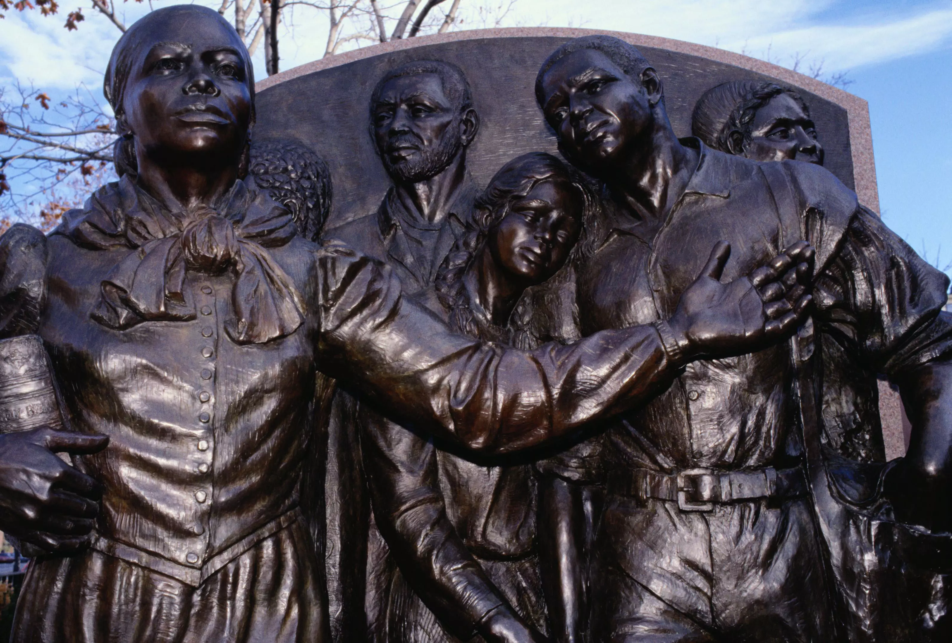 Patung Harriet Tubman, seorang hamba yang melarikan diri yang berisiko ditangkap semula apabila dia kembali untuk membebaskan ibu bapanya, di Dataran Columbus, South End - Boston, Massachusetts