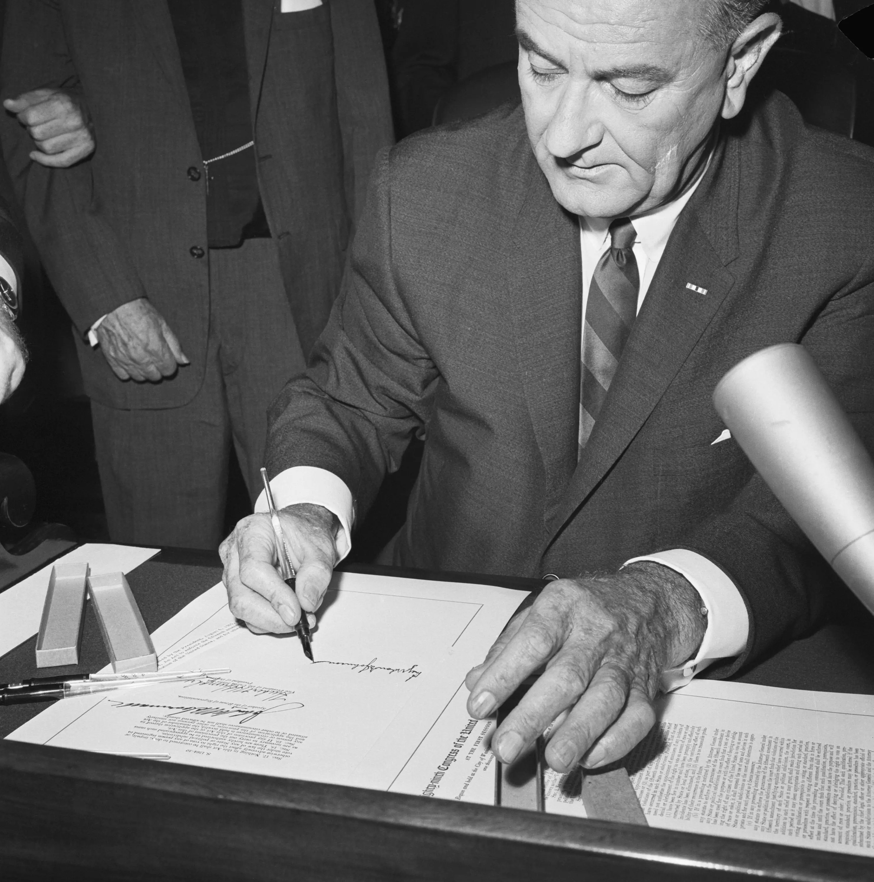 राष्ट्रपति लिंडन बी जॉनसन ने मतदान अधिकार अधिनियम पर हस्ताक्षर किए