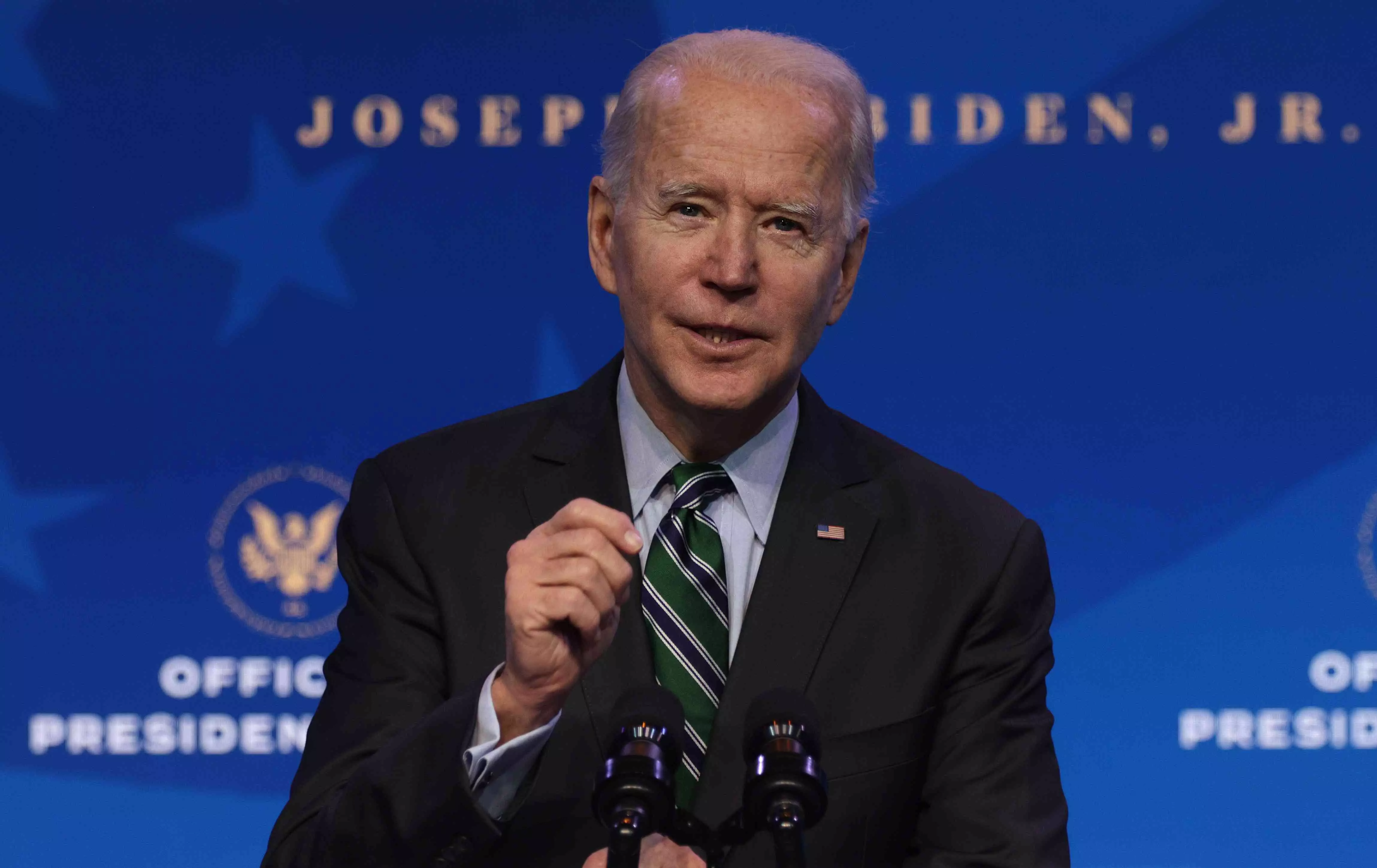 Joe Biden parla darrere d'un micròfon