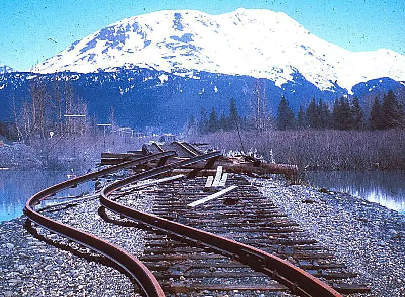 1964 年阿拉斯加大地震损坏的铁轨。