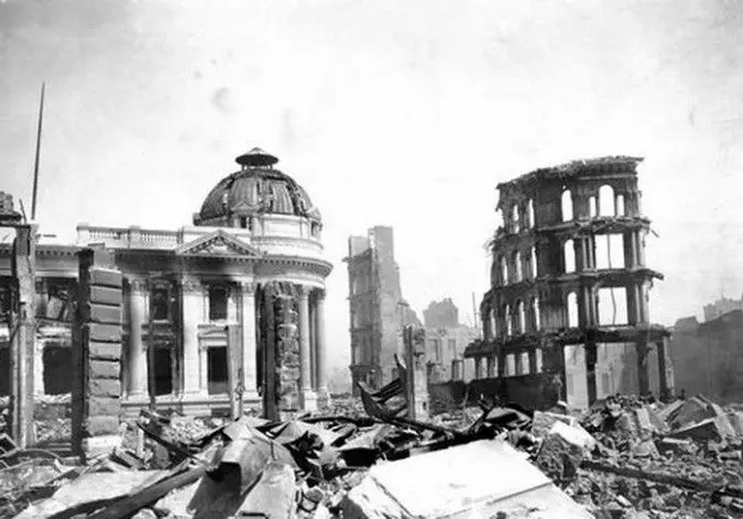 Црно-бела слика зграда уништених у земљотресу у Еквадору