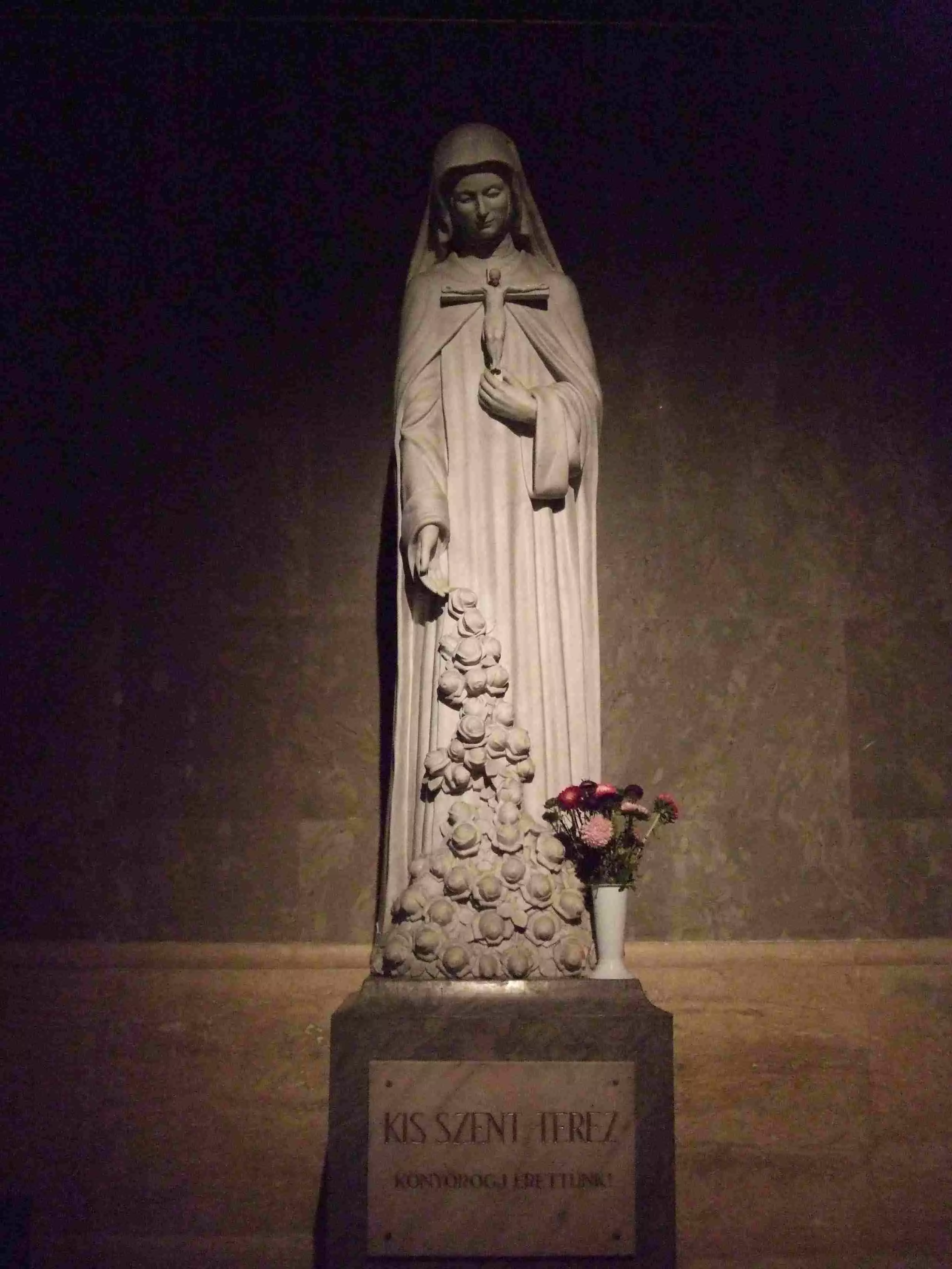 Lisieux의 Saint Térèse 동상