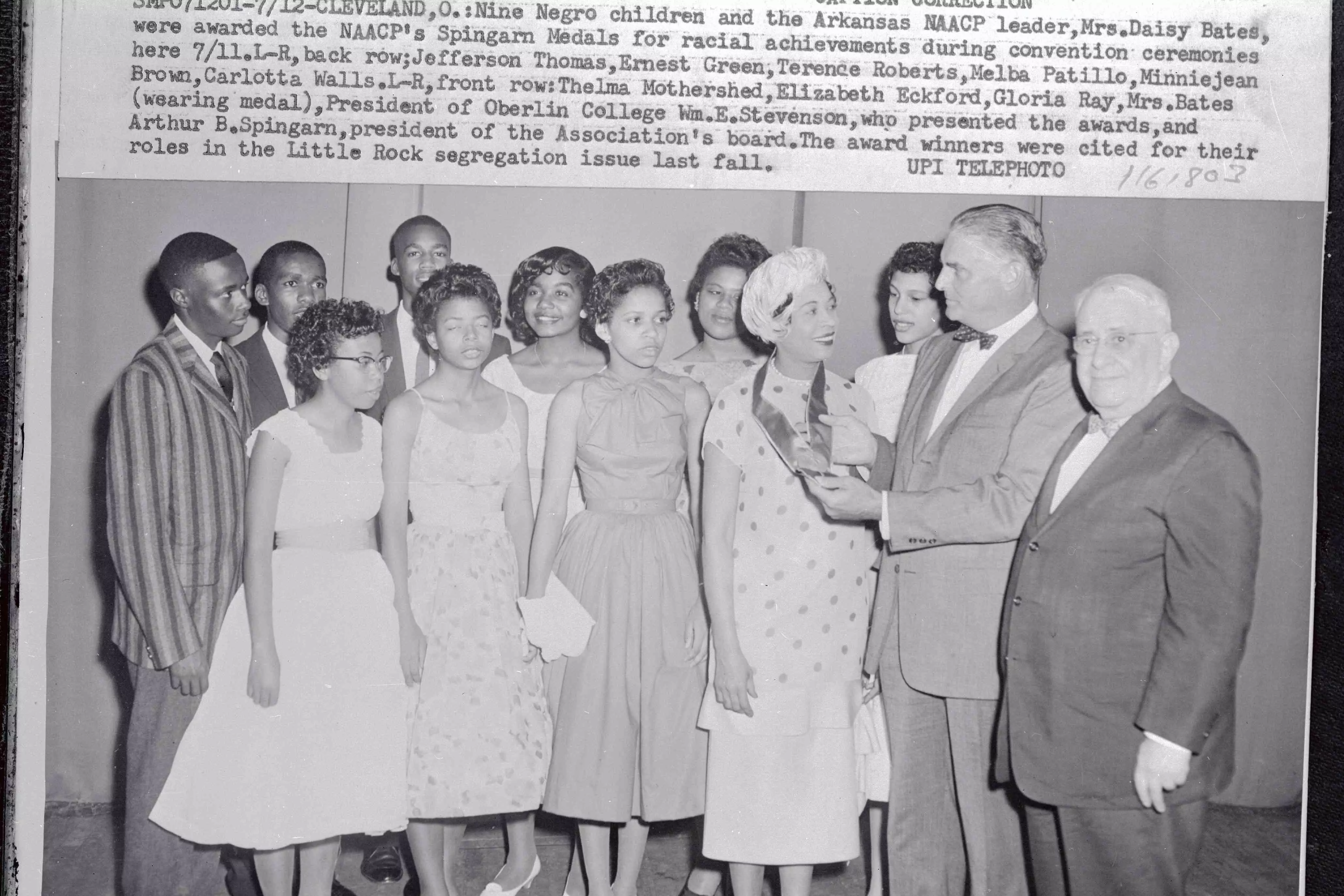 Koerantartikel wat wys dat Daisy Bates en Little Rock Nine met die NAACP se 1958 Spingarn-medalje bekroon word