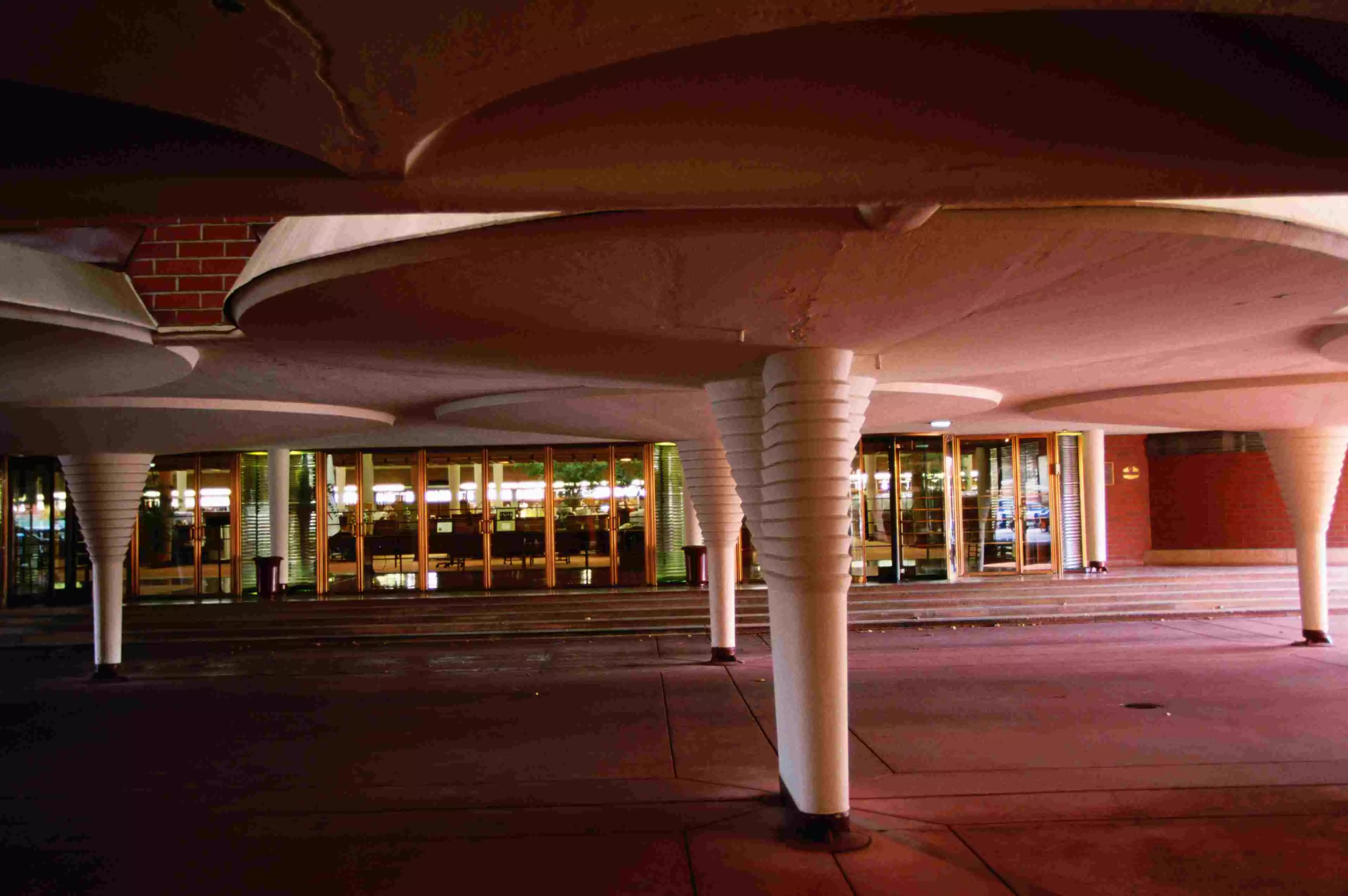 снимка с нисък ъгъл на стълбове, прикрепени към сплескани дискове, водещи до търговски врати