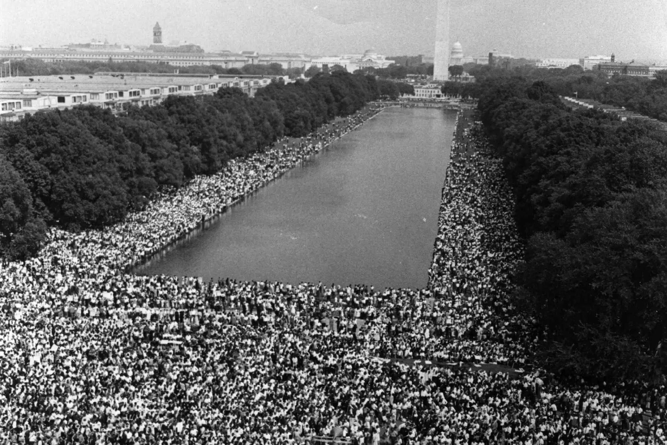 Libu-libong tao ang nagsisiksikan sa harap ng Washington Monument Reflecting Pool noong March on Washington for Jobs and Freedom