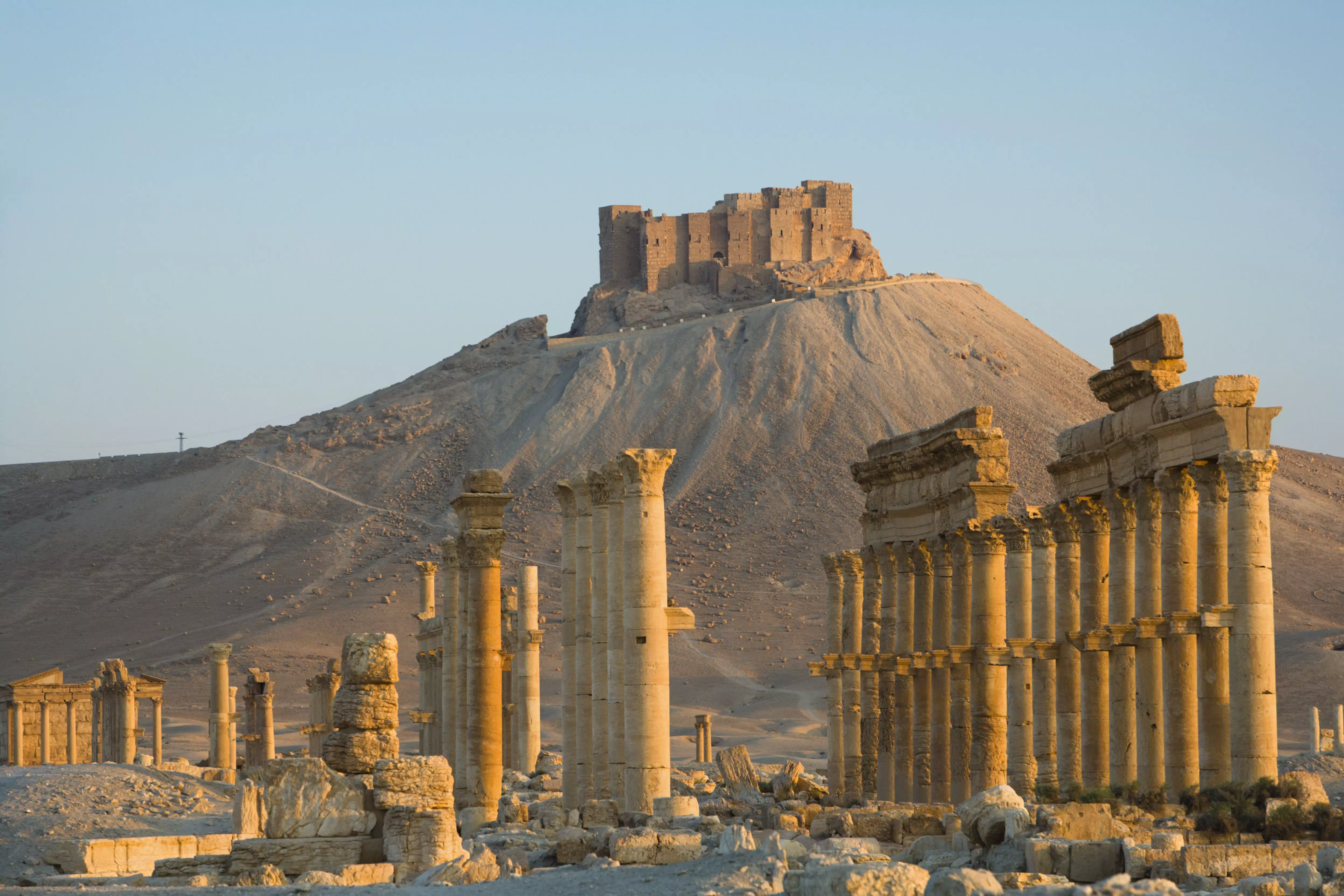 Qala'at ibn Maan Preterpasas la Grandan Kolonadon de Palmyra, Sirio