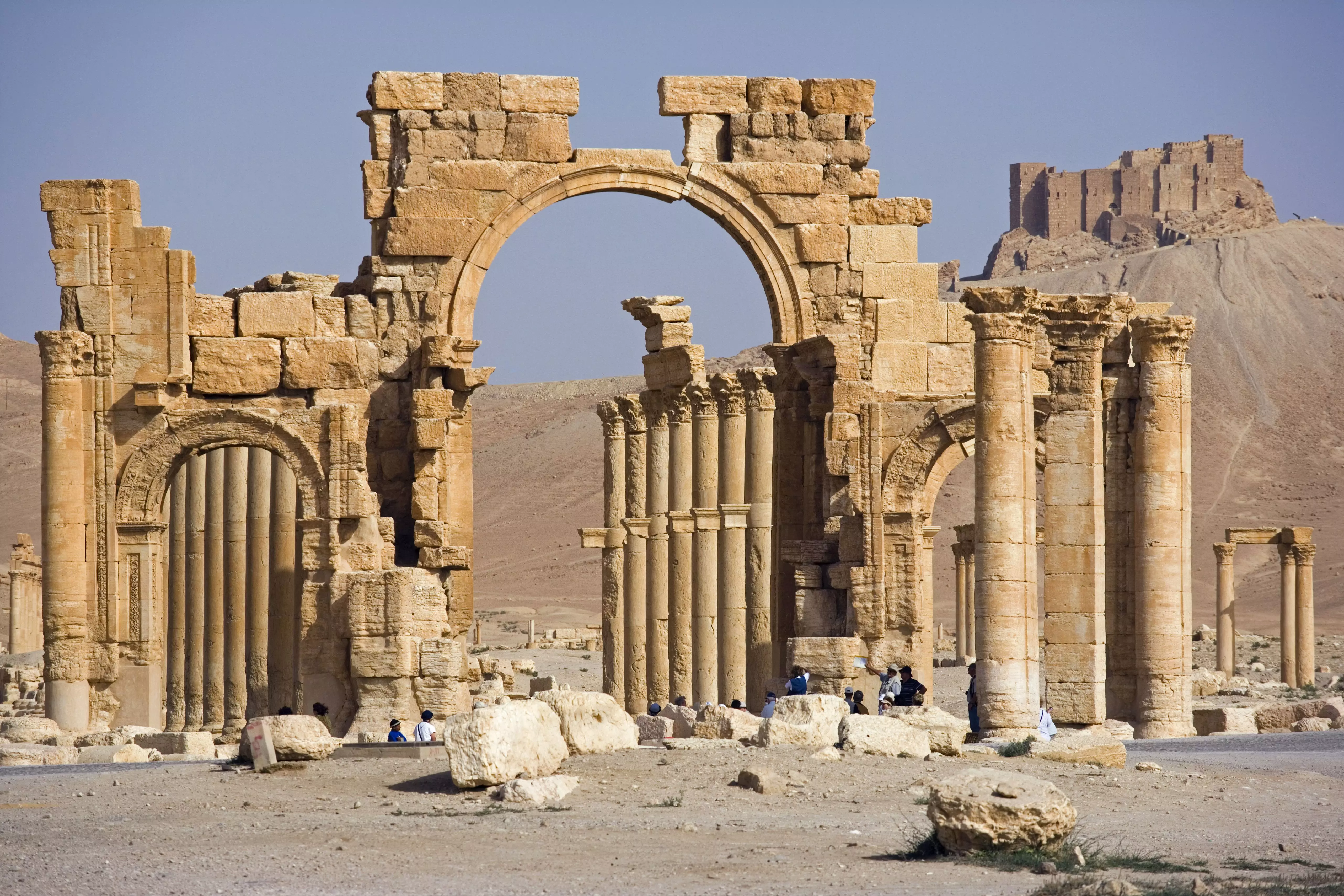 Monumenta Arko de la Cardo Maximus en la ruinita grandurbo de Palmyra, Sirio