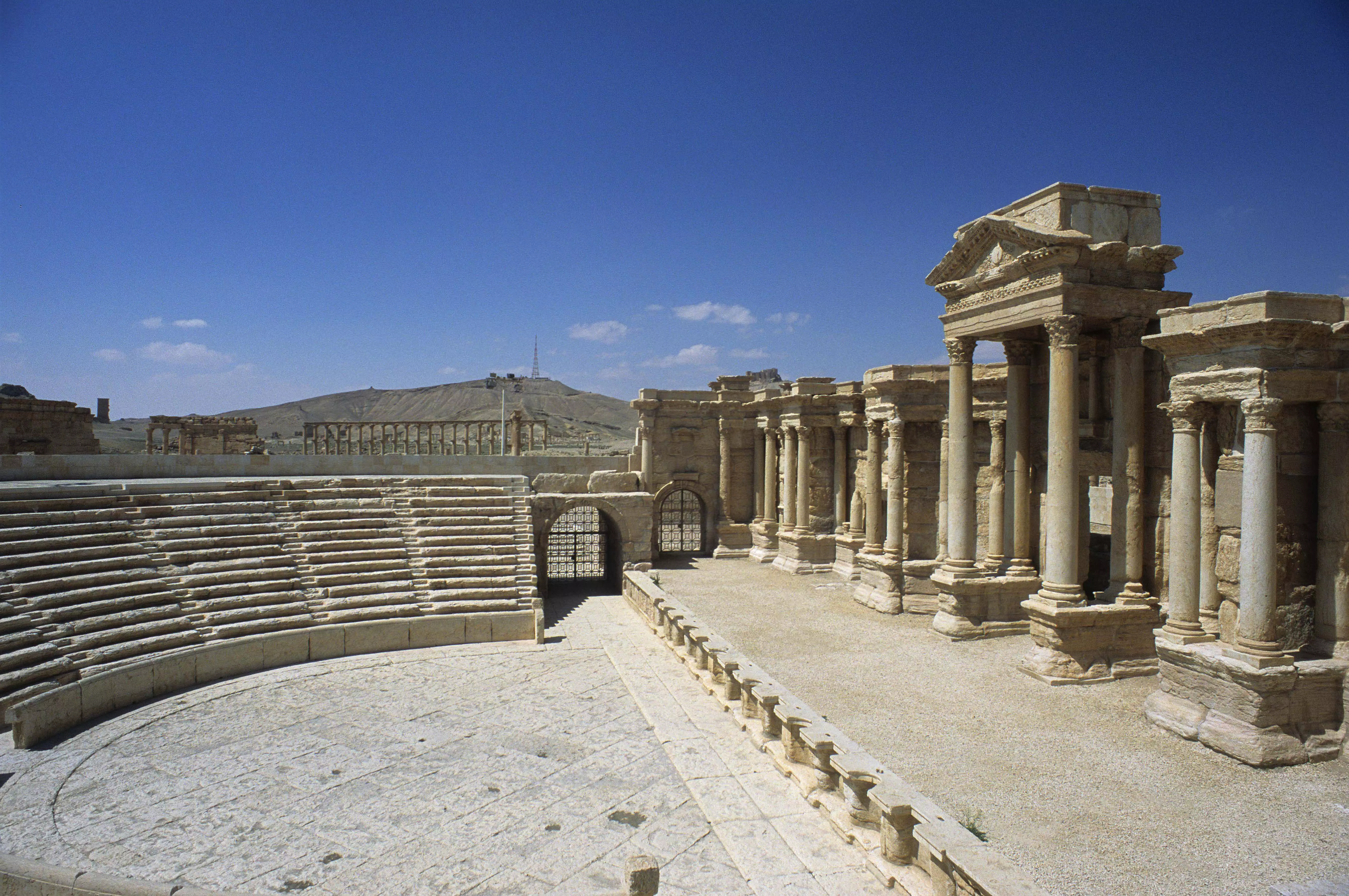 Teatro ao ar livre romano de pedra e mármore restaurado em Palmyra, Síria