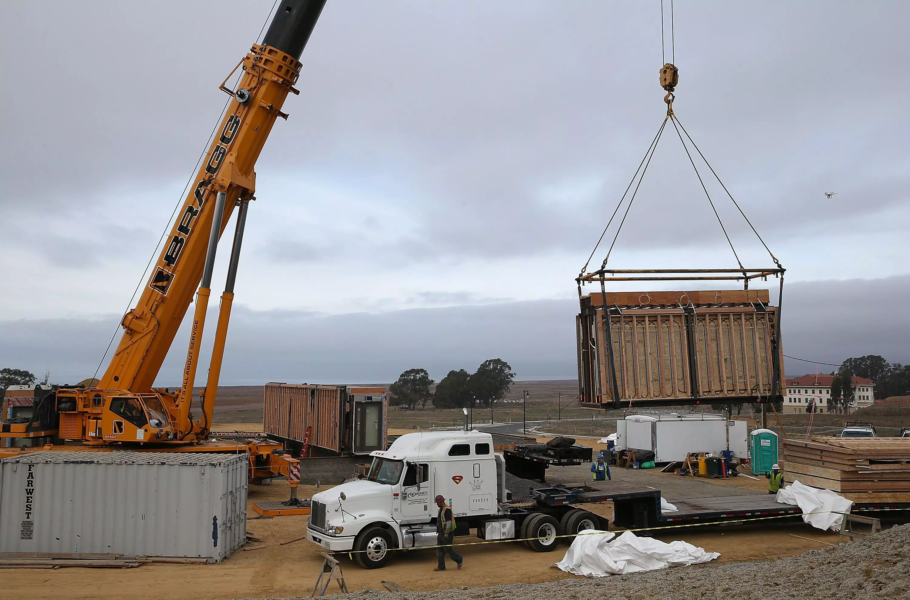 Breezehouse sedang dibina. Kren mengangkat bahagian rumah modular pra-fabrikasi Blu Homes, 2014, California