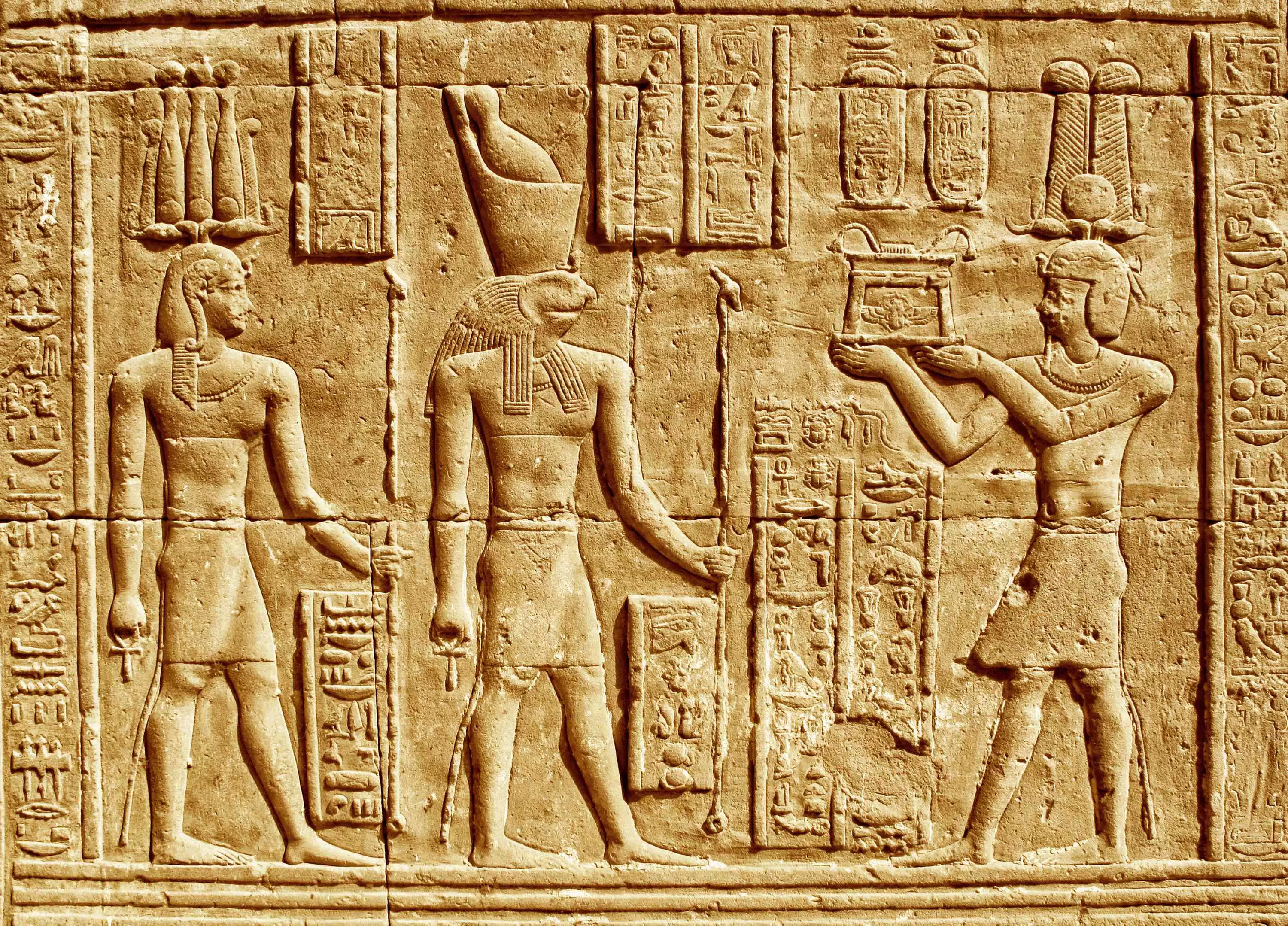 Forntida hieroglyfer - egyptisk man som ger ett erbjudande till guden Horus.