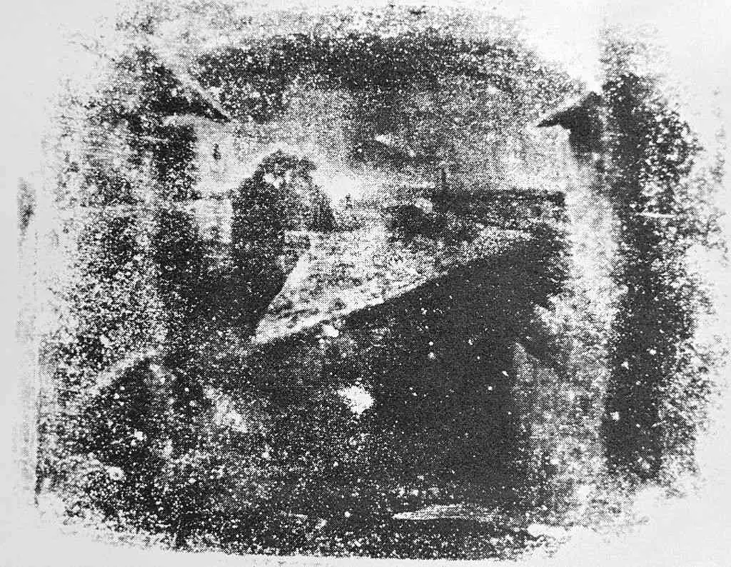 Bức ảnh đầu tiên trên thế giới do Nicephone Niepce chụp năm 1826 từ cửa sổ của anh ấy ở Pháp. Nó được làm trên một tấm pewter nhạy cảm. Đây là bức ảnh chưa chỉnh sửa.