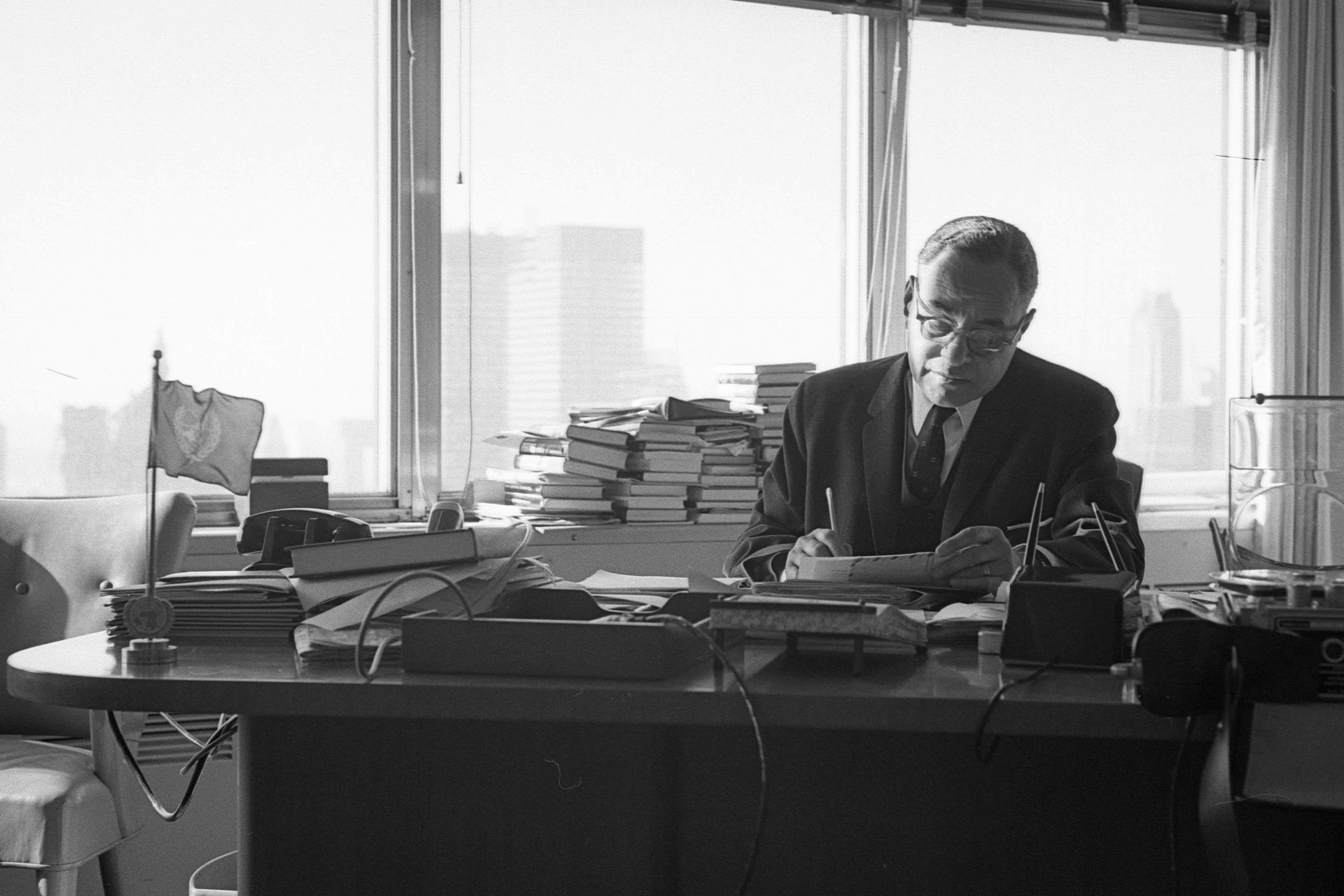Ο Ραλφ Μπουνς κάθεται στο γραφείο του και γράφει