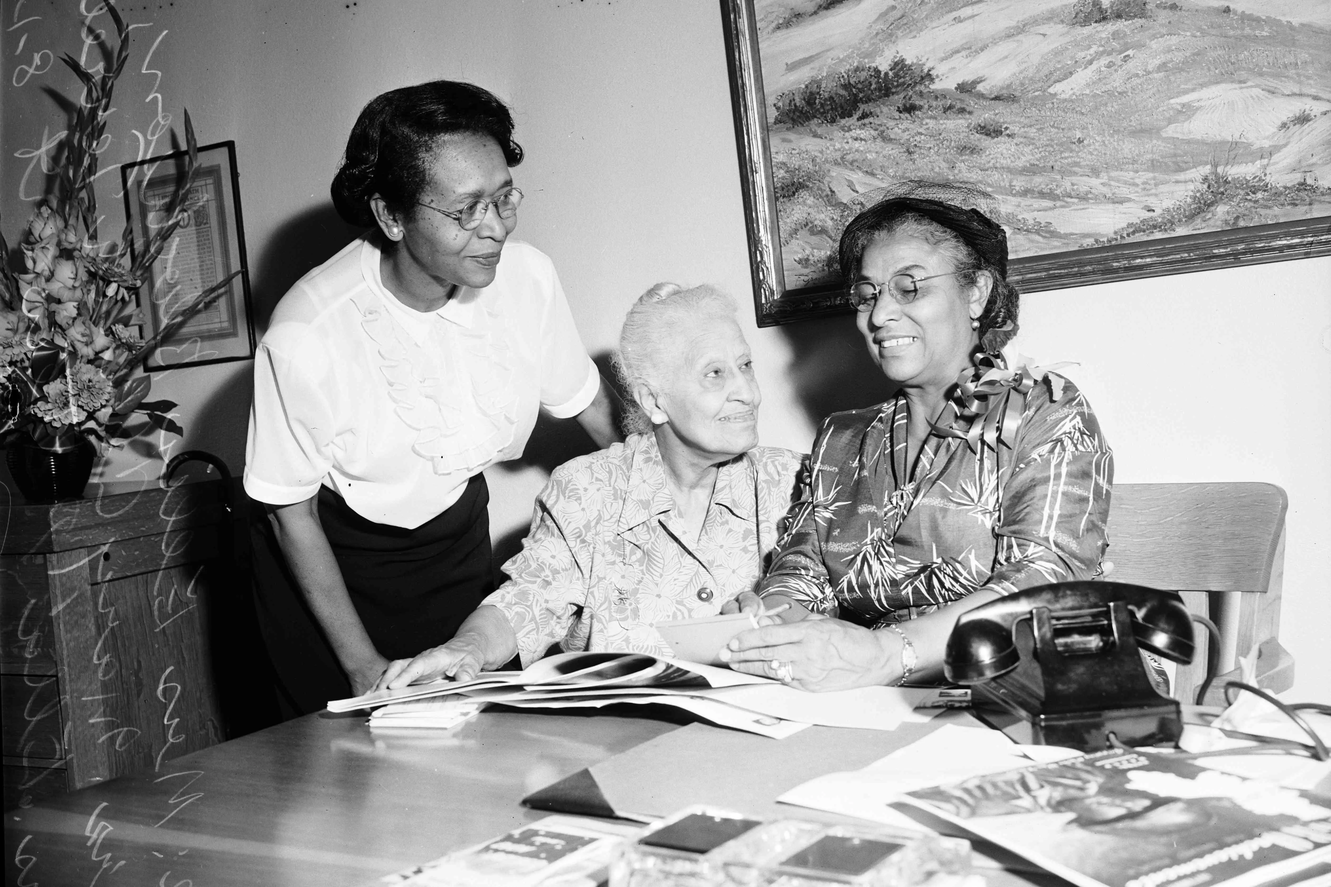 Mary Church Terrell (mitten) sitter vid bordet med Ella P. Stewart (höger)