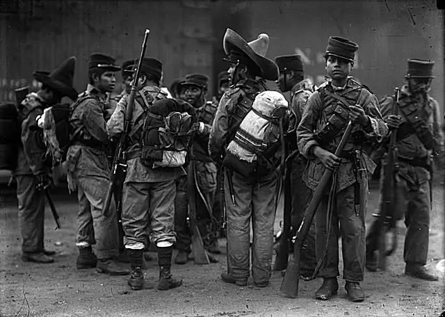 Mozos soldados listos para mobilizar as tropas federais en 1913