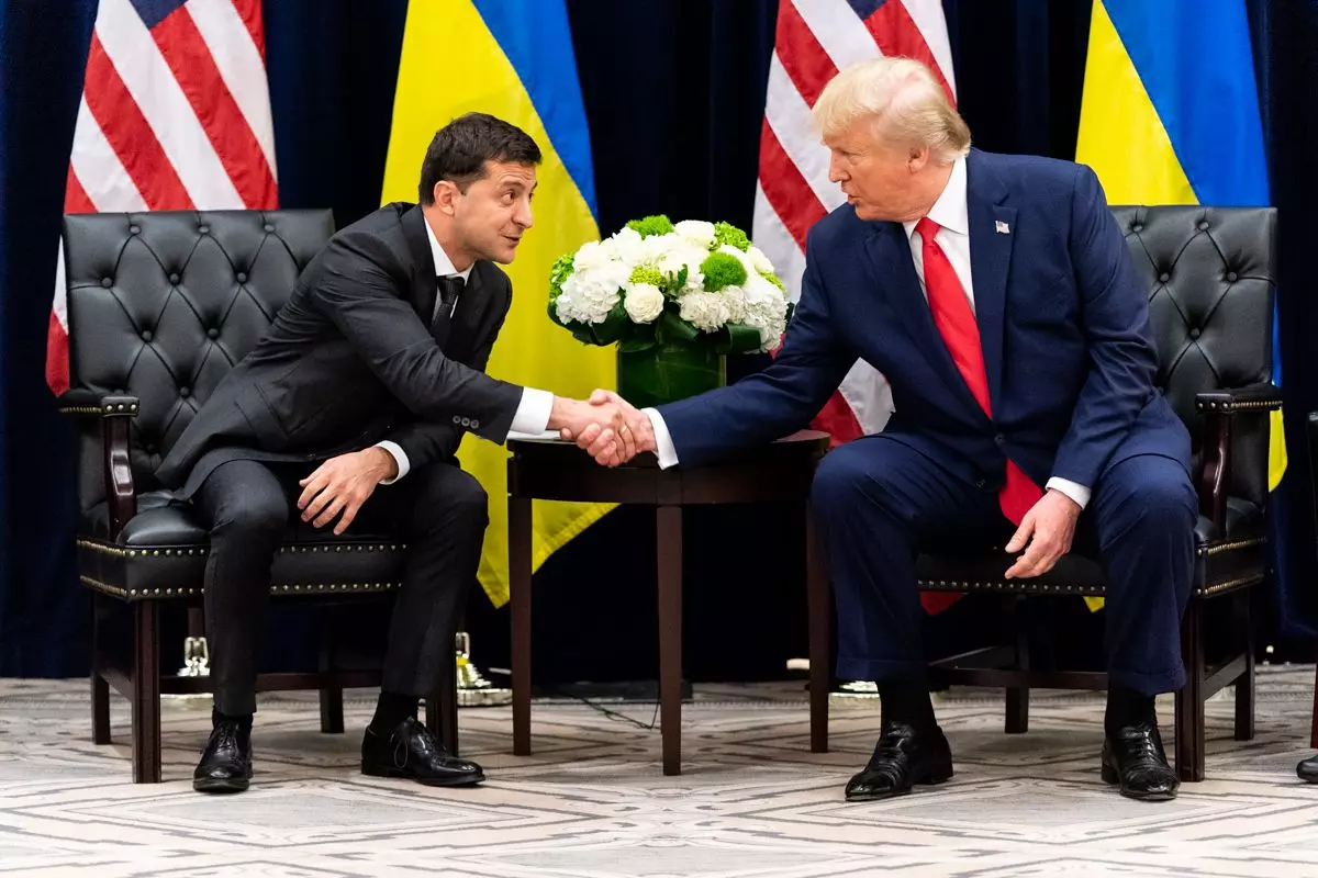 Donald Trump tuav tes nrog Ukranian Thawj Tswj Hwm Zelensky