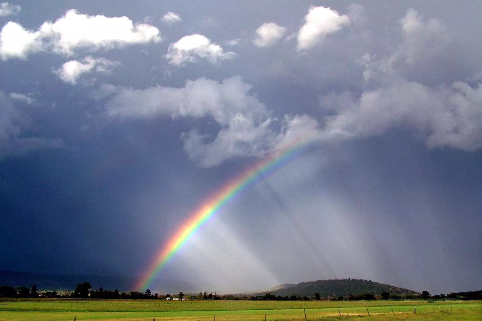 Rainbow piştî baranekê di nav ewran de tê