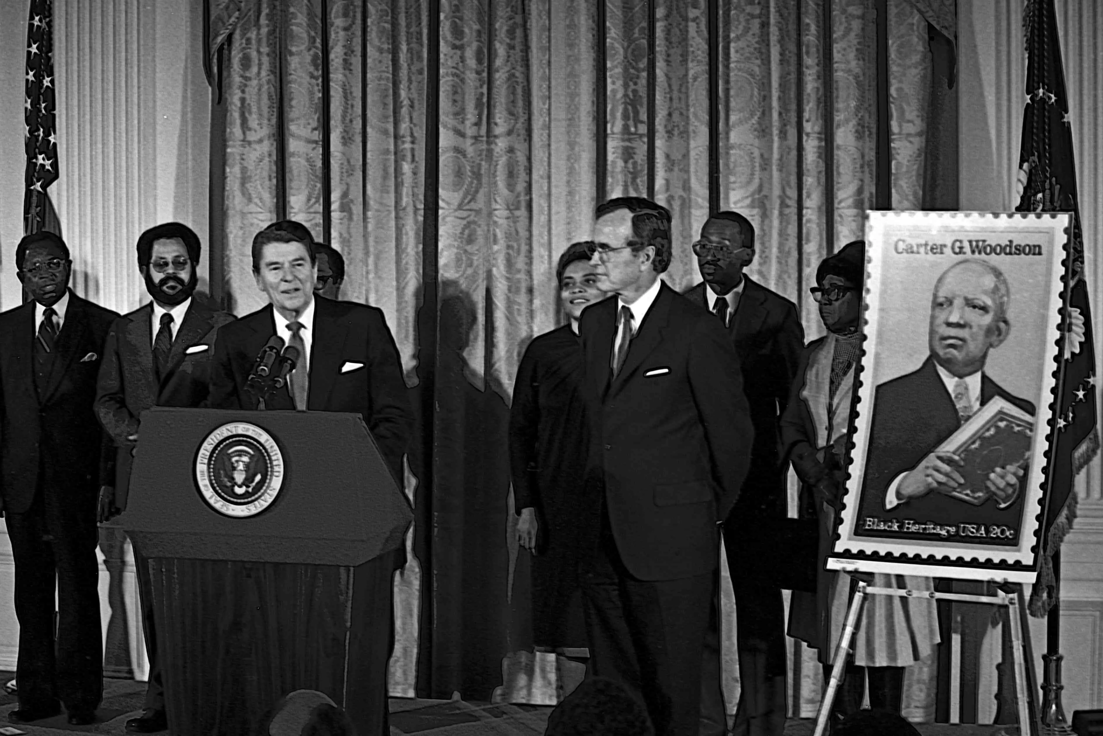 Presiden Reagan bercakap kepada orang ramai dengan mengecap Carter G. Woodson baharu ke tepi