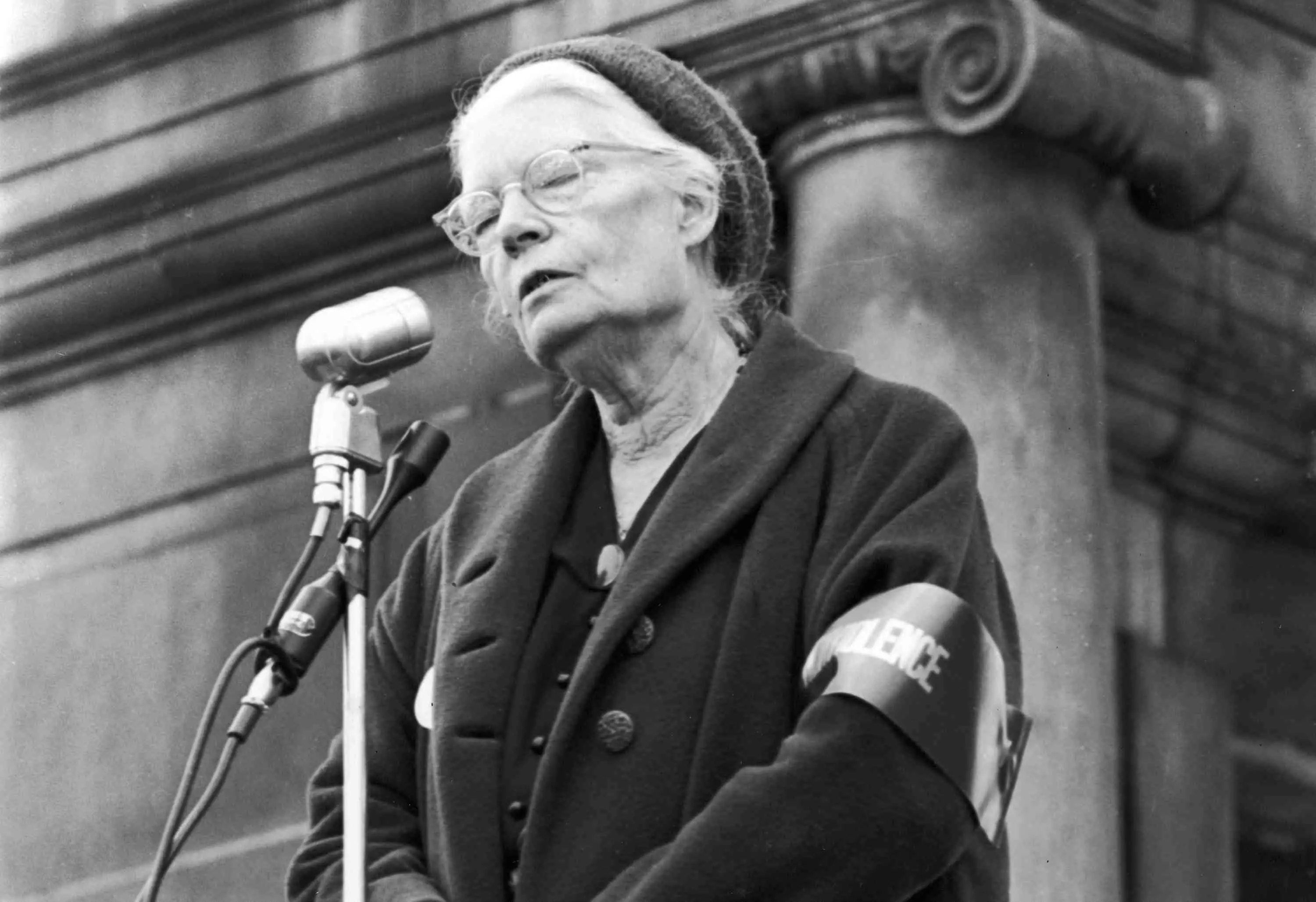 Foto de Dorothy Day kontraŭmilita amaskunveno.