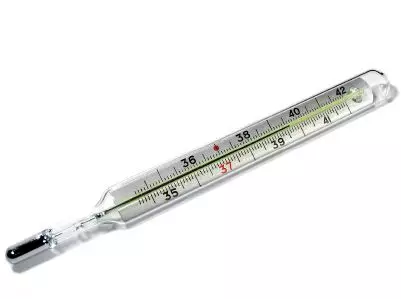 Isang lumang istilong mercury thermometer, na hindi ligtas kung masira ito, at maaaring mahirap basahin pa rin.