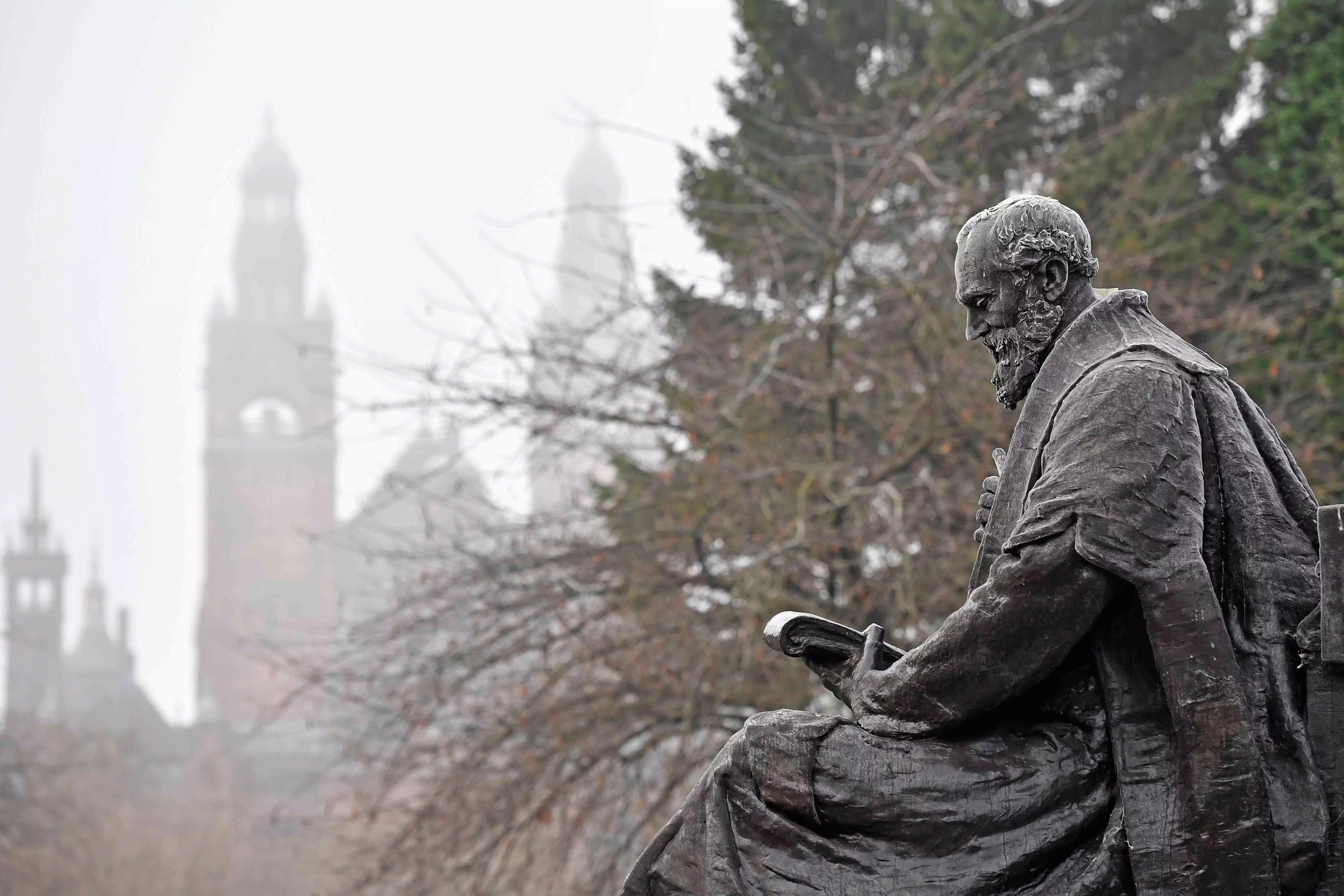 Z zmrzaljo prekrit kip Lorda Kelvina
