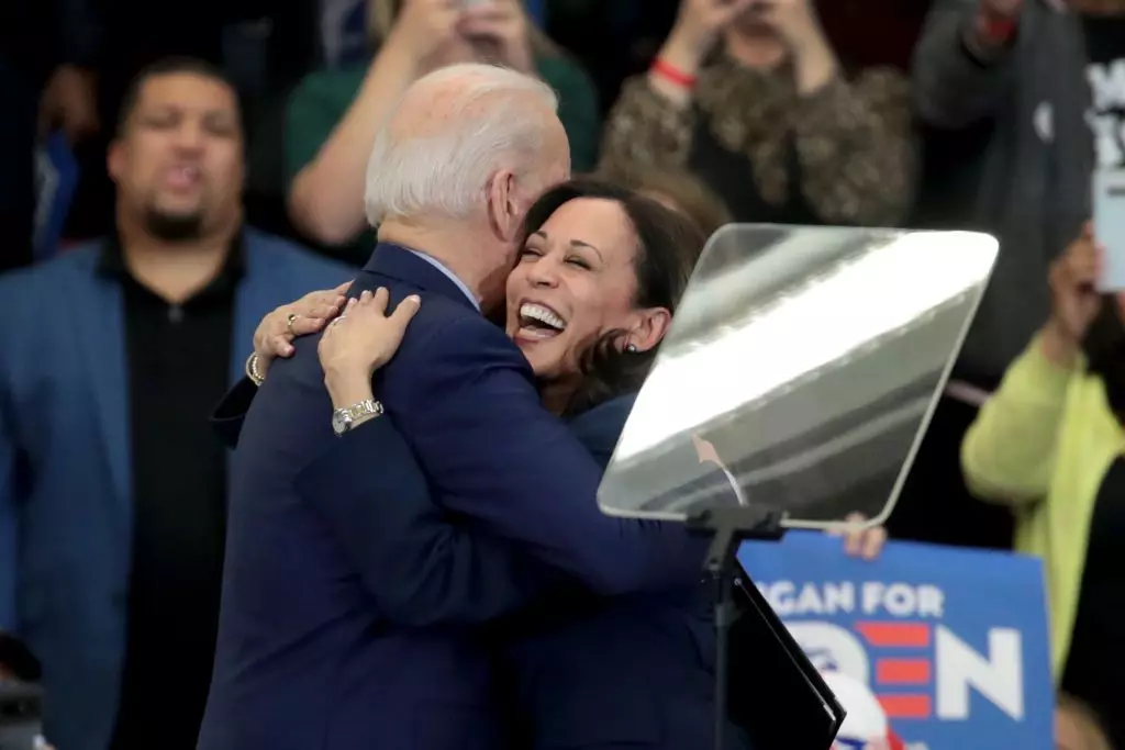 La senadora Kamala Harris abraza al candidato presidencial demócrata, exvicepresidente Joe Biden, después de presentarlo en un mitin de campaña en Renaissance High School el 9 de marzo de 2020 en Detroit, Michigan.