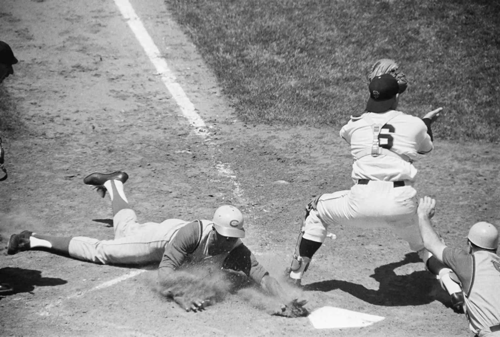 Si Frank Robinson Nag-slide sa Homebase