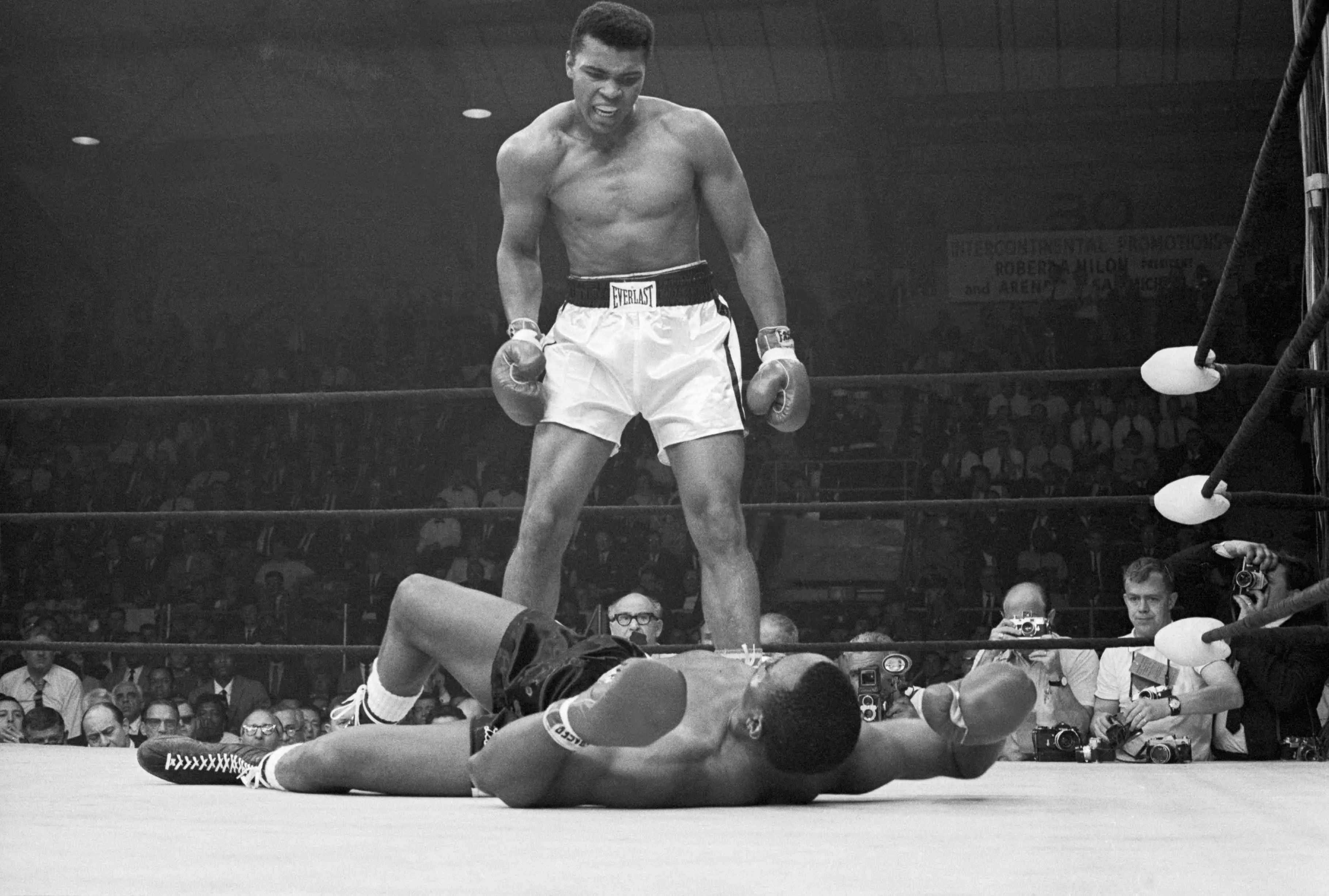 Muhammad Ali nga nagbiaybiay nga si Sonny Liston