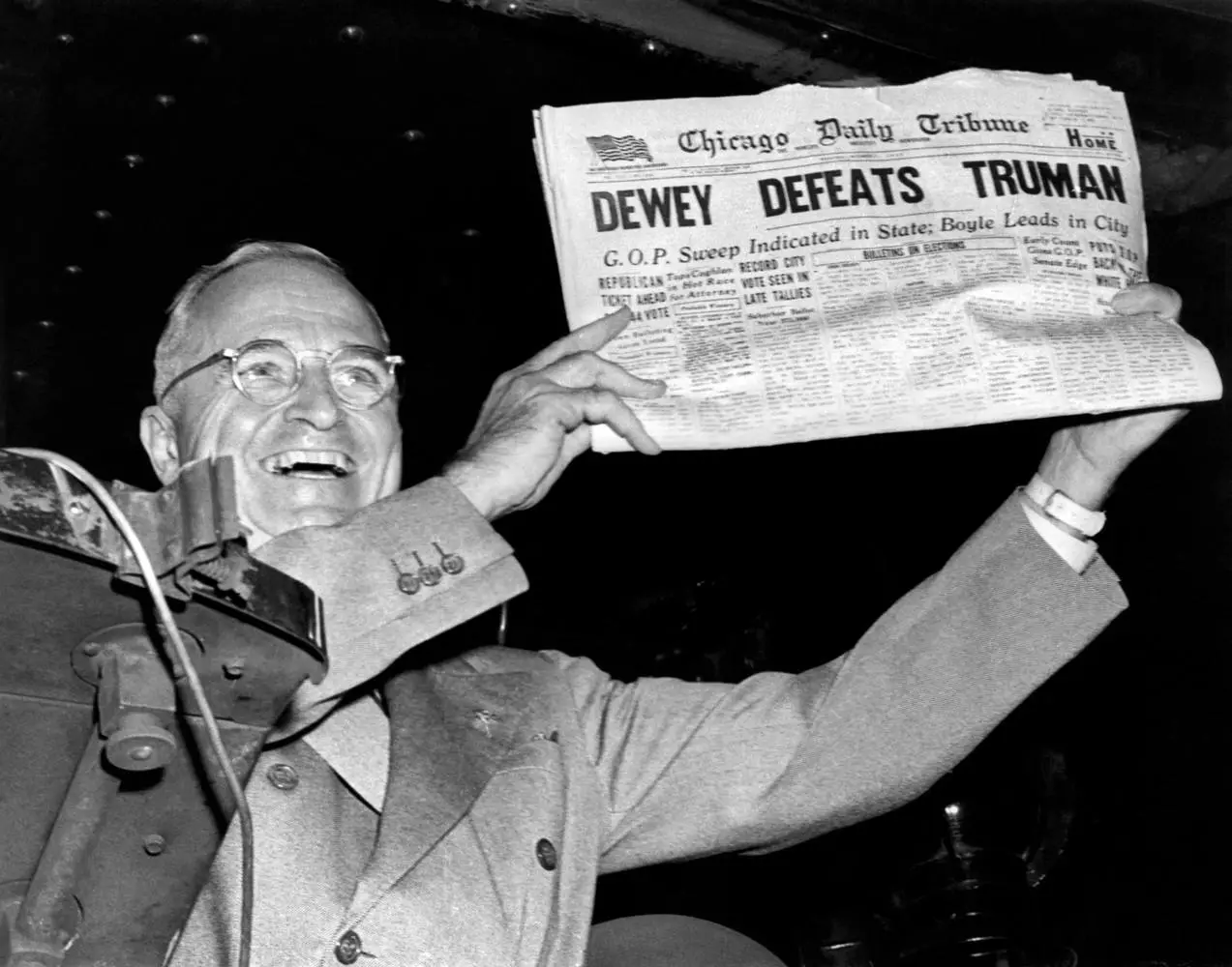 Aare Harry Truman dani iwe iroyin kan pẹlu ikede akọle, 'Dewey Ṣẹgun Truman.'