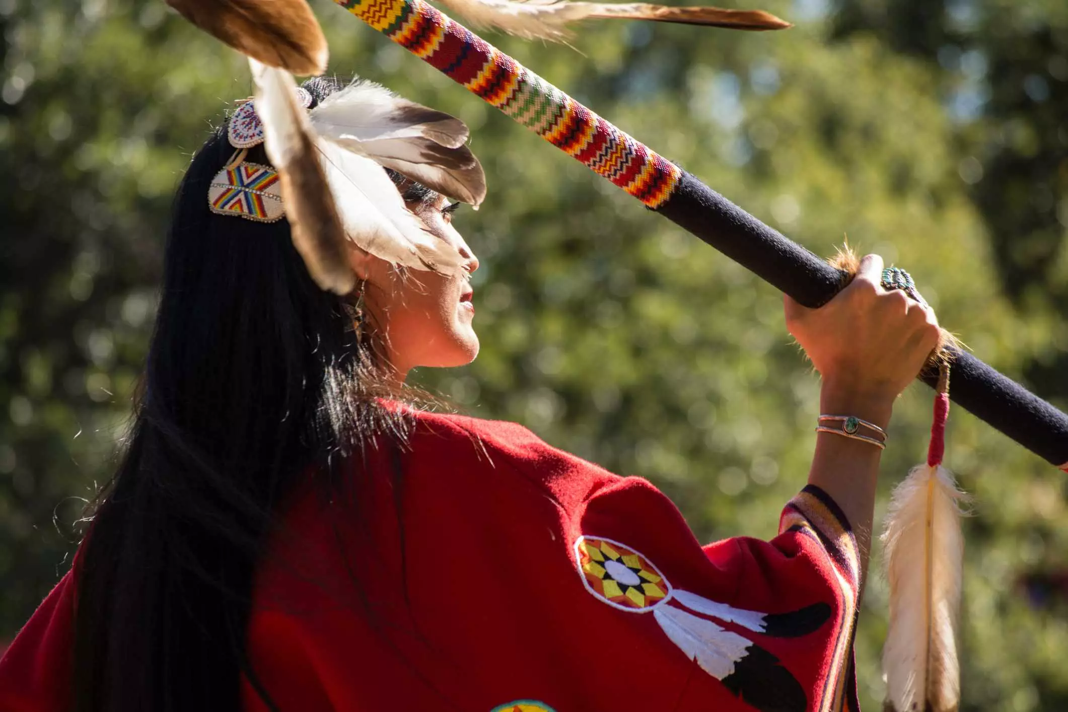 Kiowa Blackleggings Warrior Society Pow-wow मध्ये नाचणारी स्त्री.