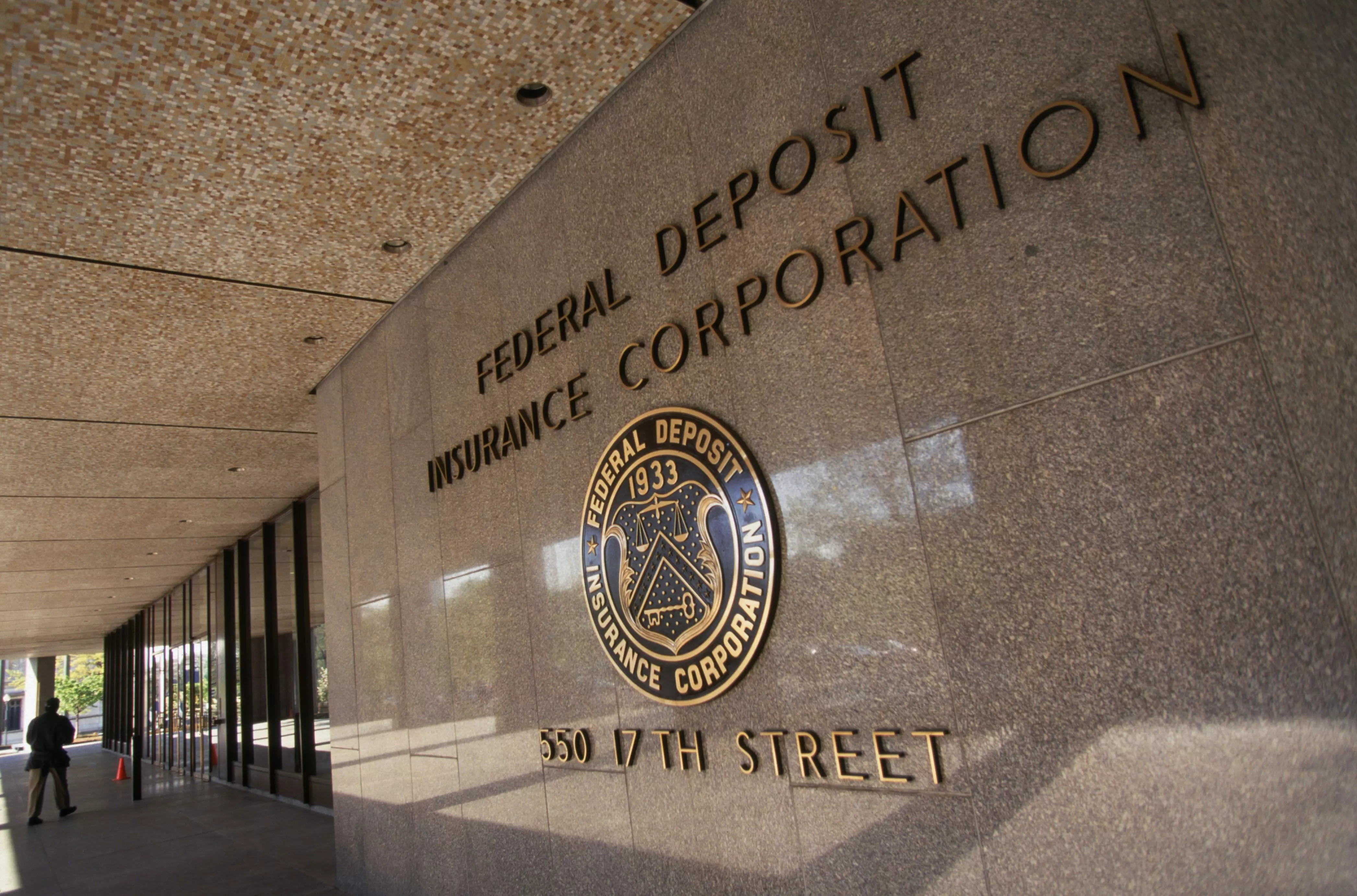Знак на федералната корпорација за осигурување на депозити на зградата
