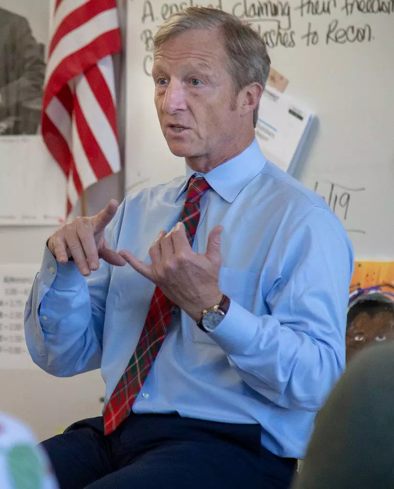 Foto calon presiden Demokrat Tom Steyer duduk di dalam bilik darjah